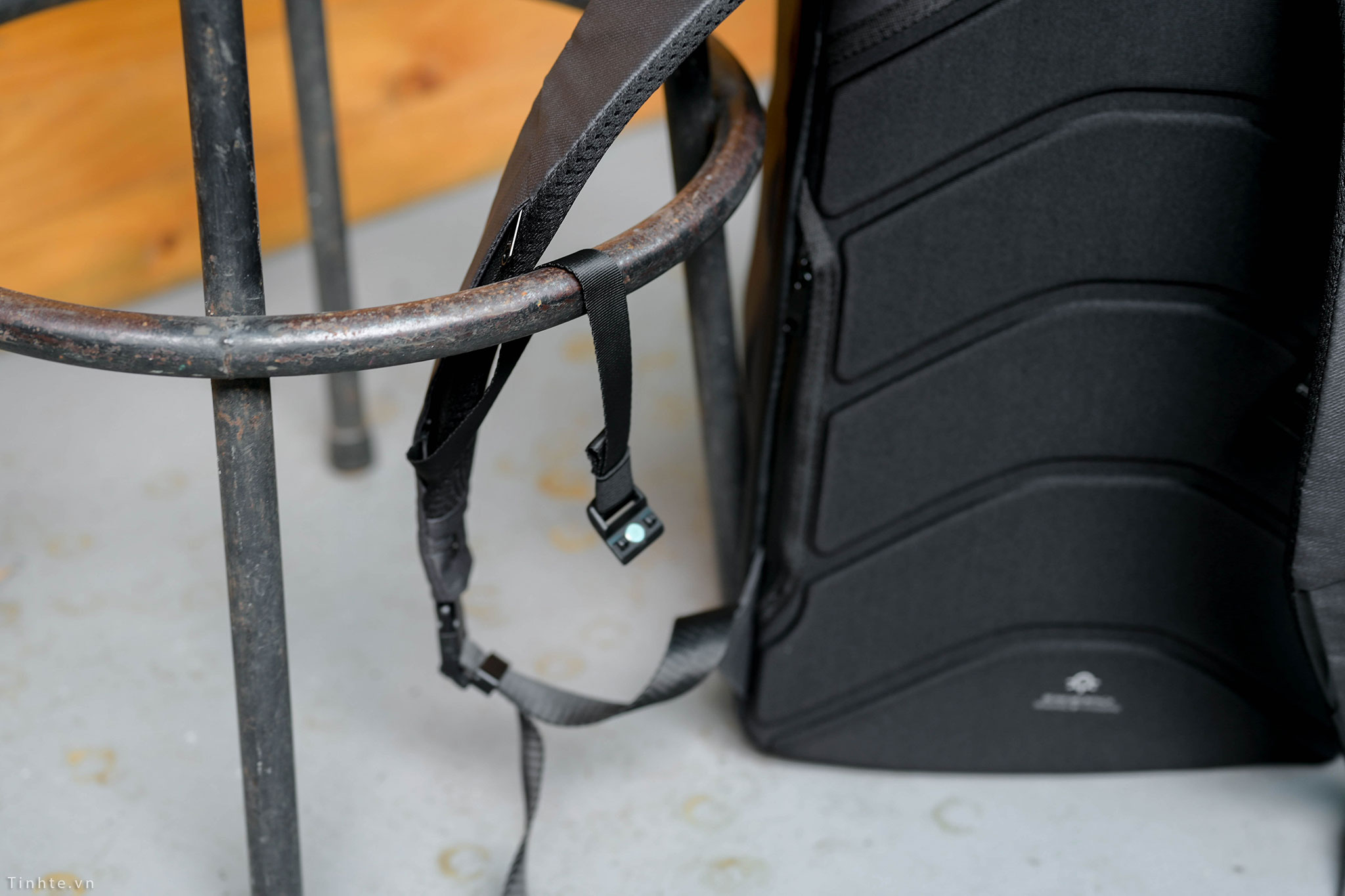 Trên tay ba lô Kingsons Beam Backpack: Lấy ánh sáng mặt trời để sạc pin ...