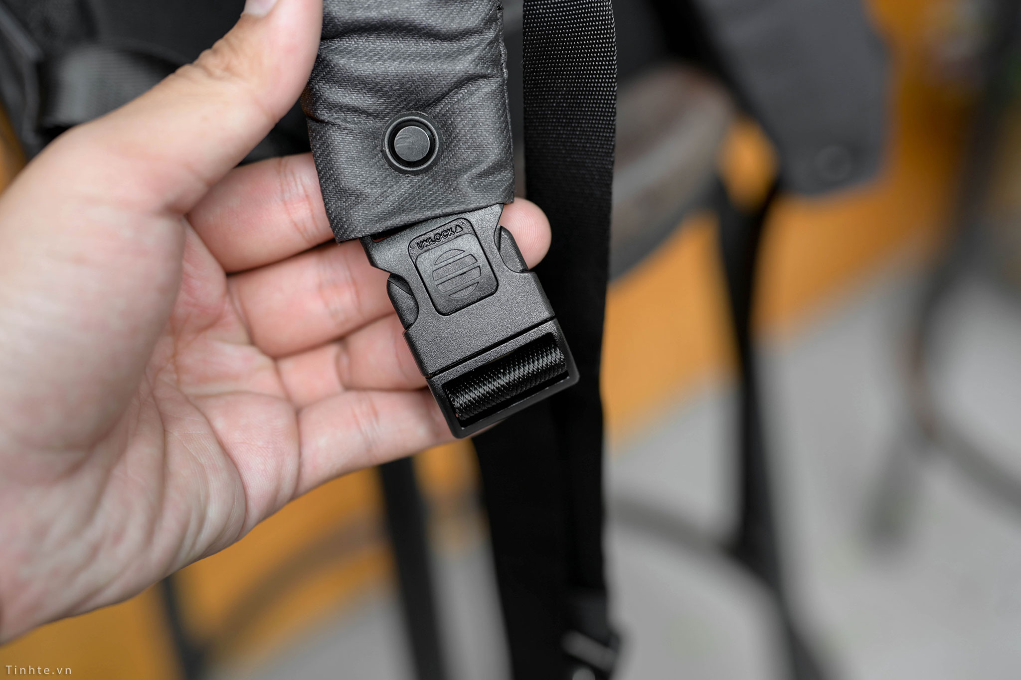 Trên tay ba lô Kingsons Beam Backpack: Lấy ánh sáng mặt trời để sạc pin ...