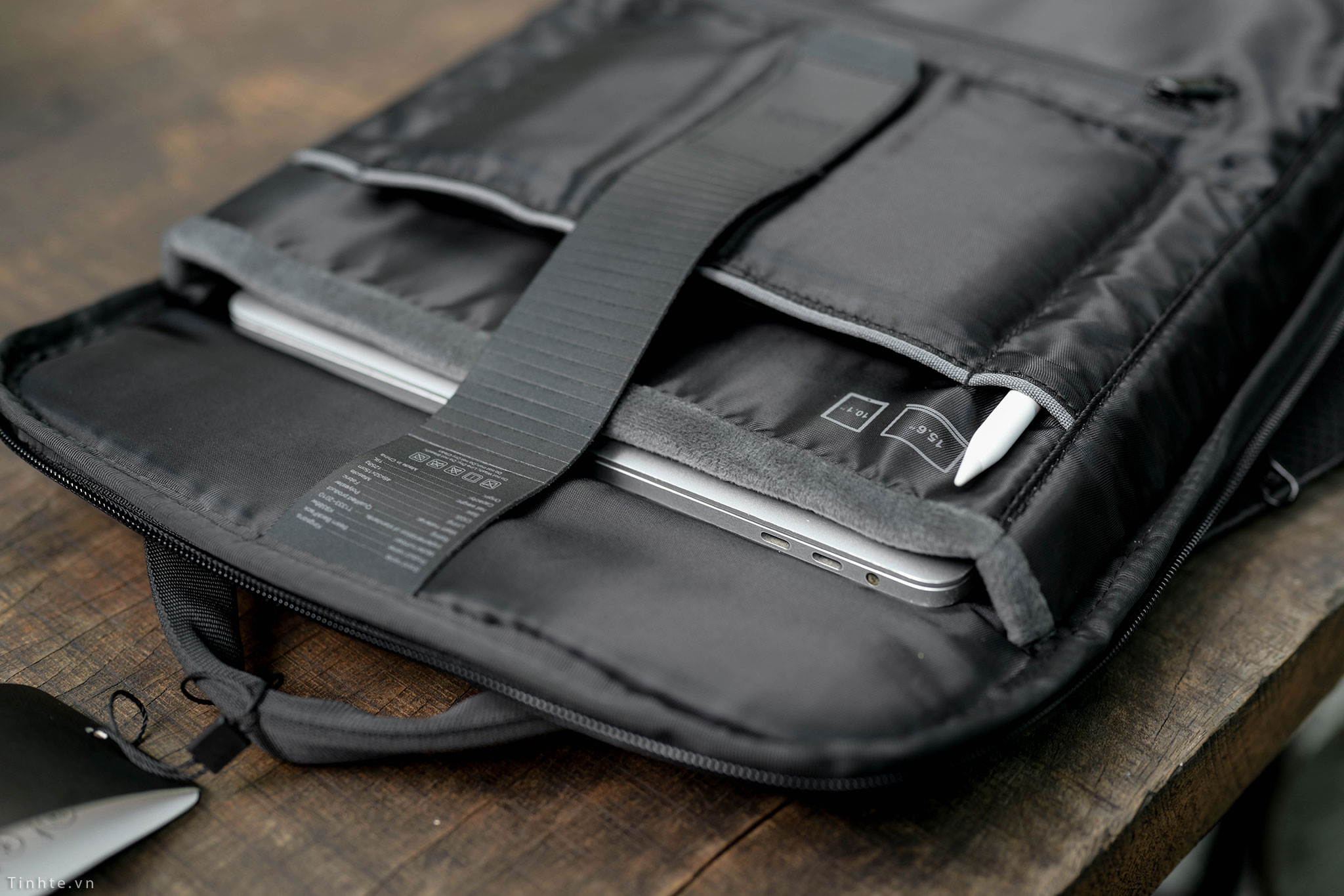 Trên tay ba lô Kingsons Beam Backpack: Lấy ánh sáng mặt trời để sạc pin ...