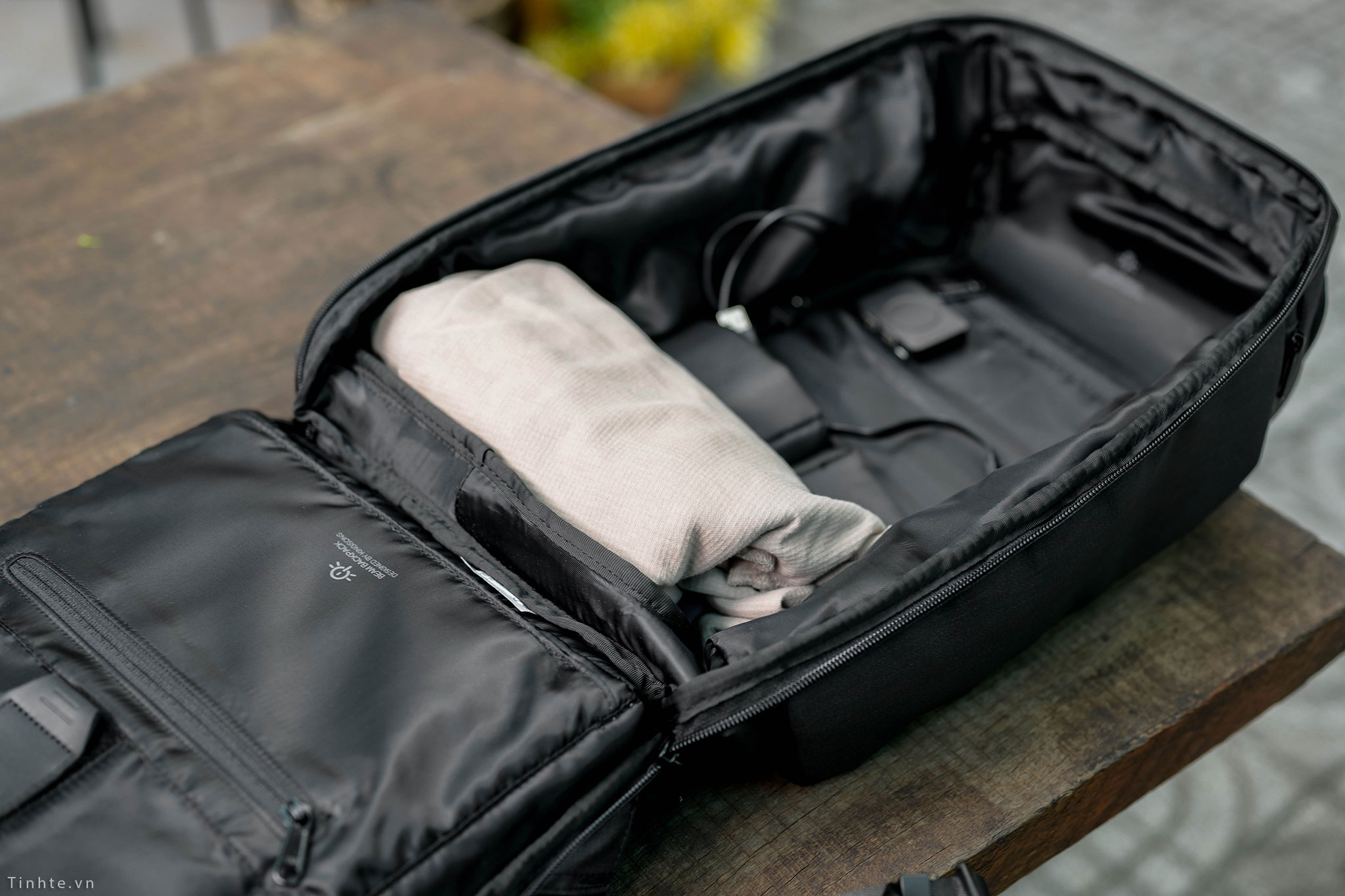 Trên tay ba lô Kingsons Beam Backpack: Lấy ánh sáng mặt trời để sạc pin ...