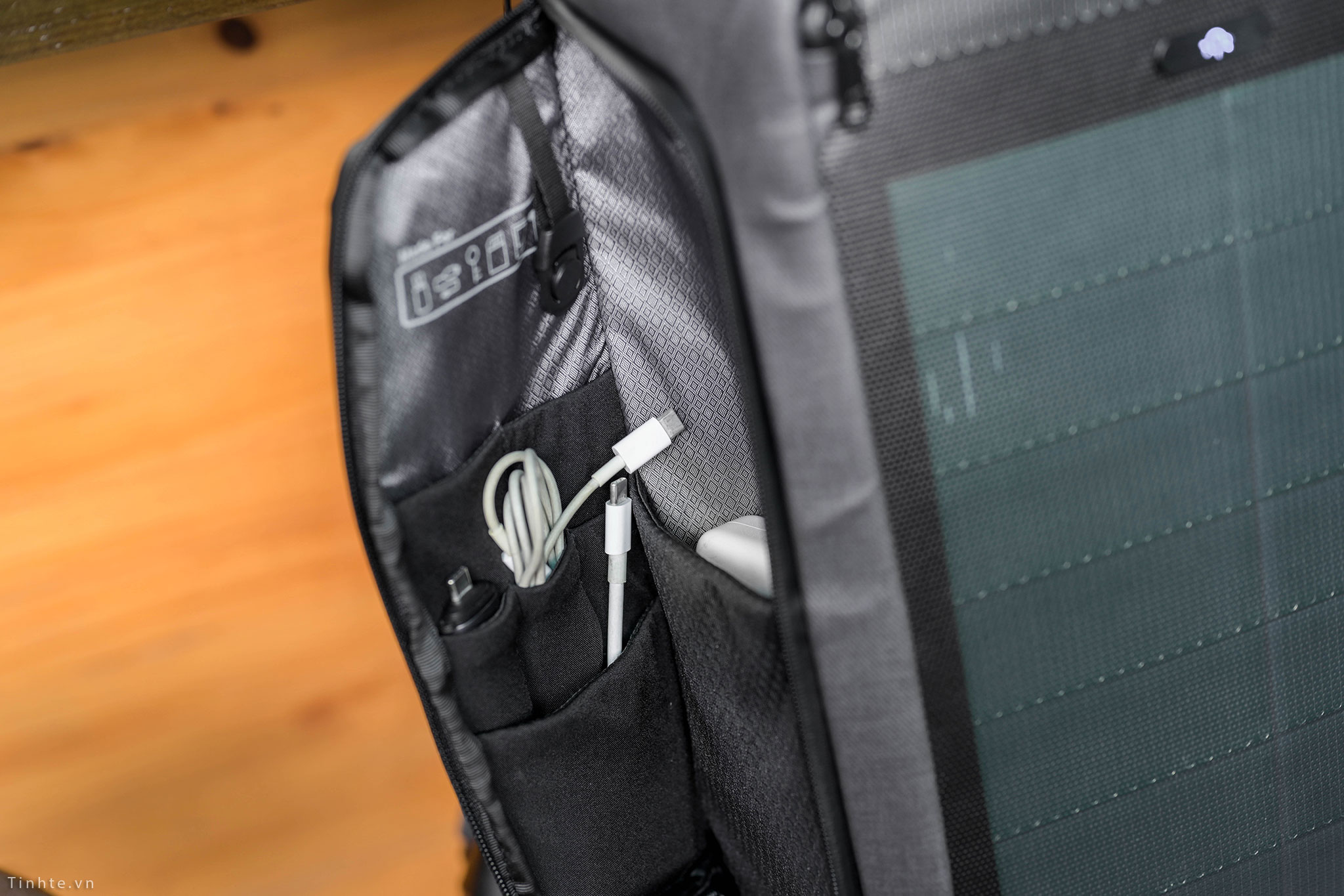 Trên tay ba lô Kingsons Beam Backpack: Lấy ánh sáng mặt trời để sạc pin ...