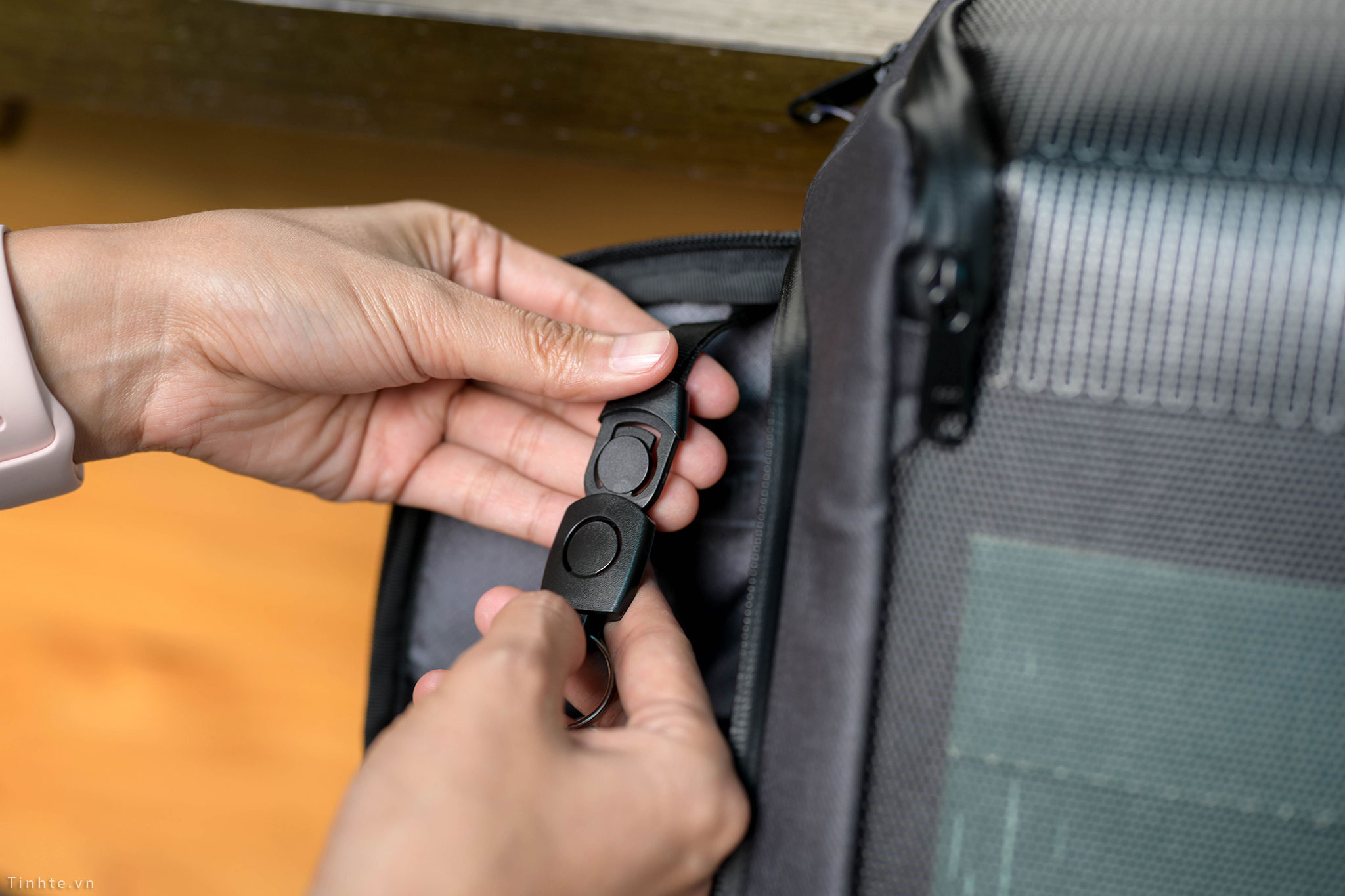 Trên tay ba lô Kingsons Beam Backpack: Lấy ánh sáng mặt trời để sạc pin ...