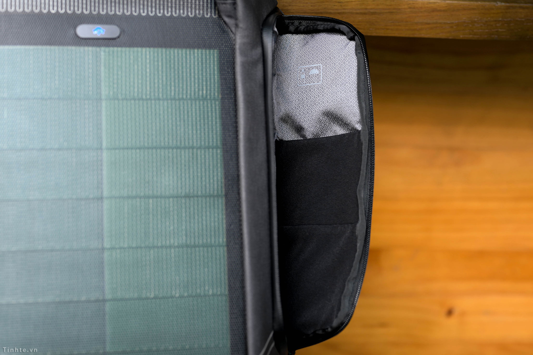Trên tay ba lô Kingsons Beam Backpack: Lấy ánh sáng mặt trời để sạc pin ...