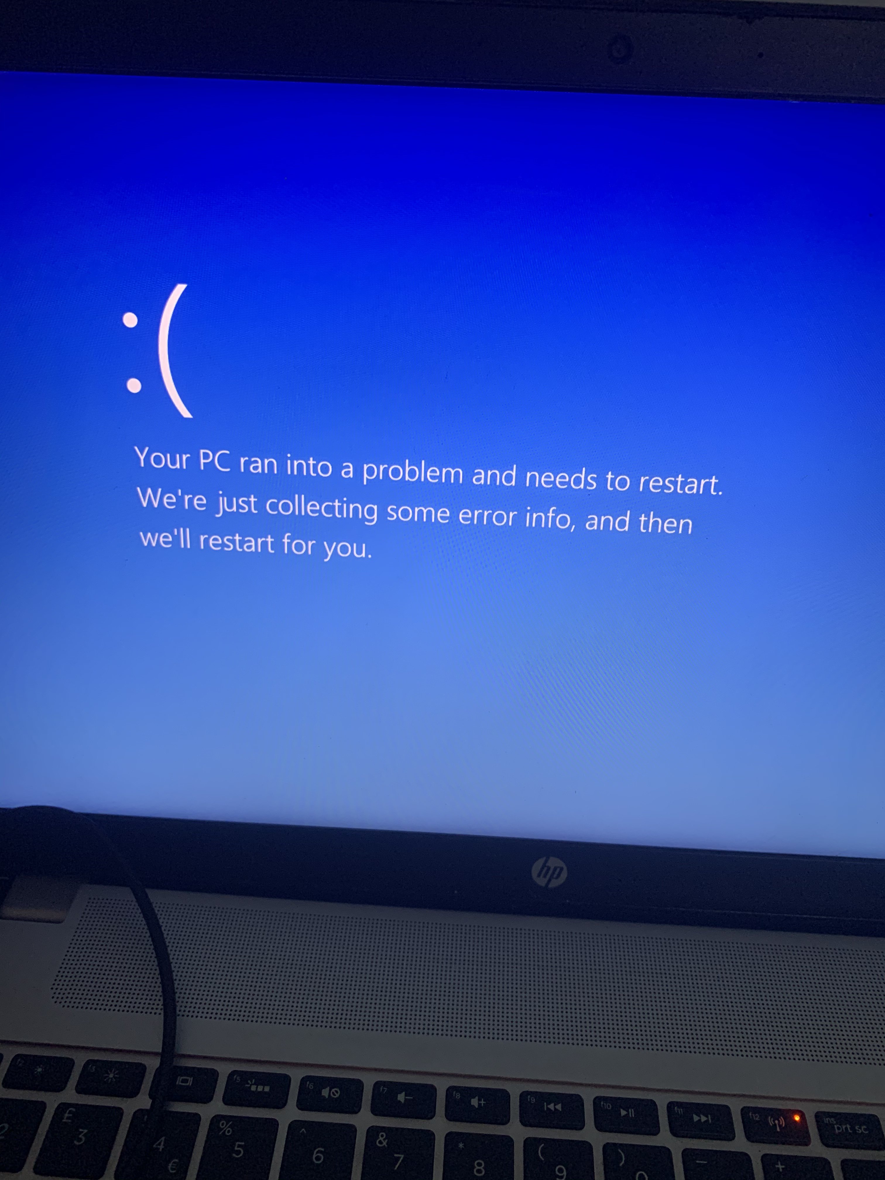 Máy tính cài Win bị lỗi “Your PC ran into problem and needs to restart ...