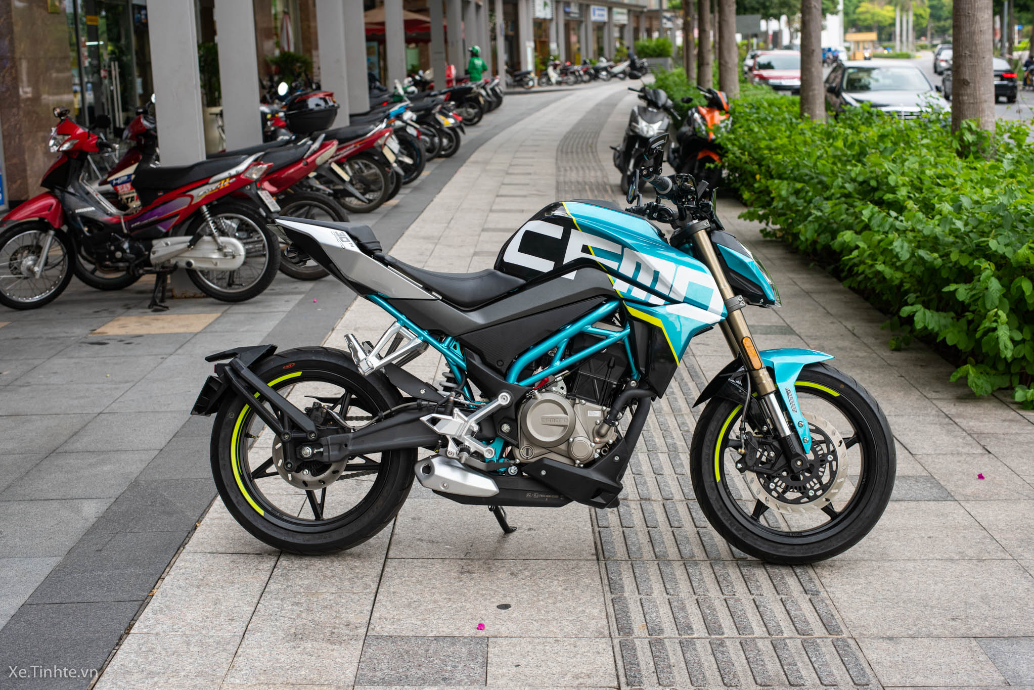 Trên tay CF 300NK của hãng xe Trung Quốc CF Moto, giá 125 triệu, đã ...