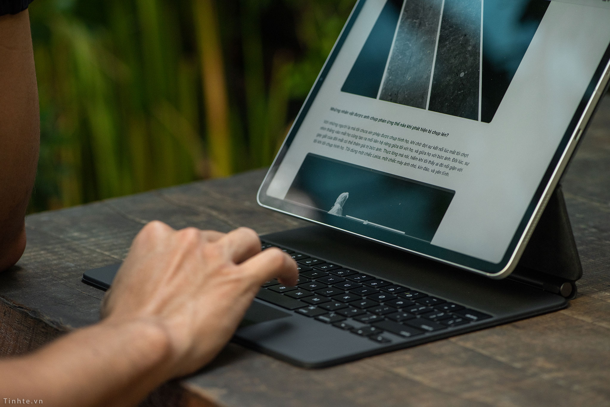 Trên tay bàn phím Magic Keyboard cho iPad Pro 2020