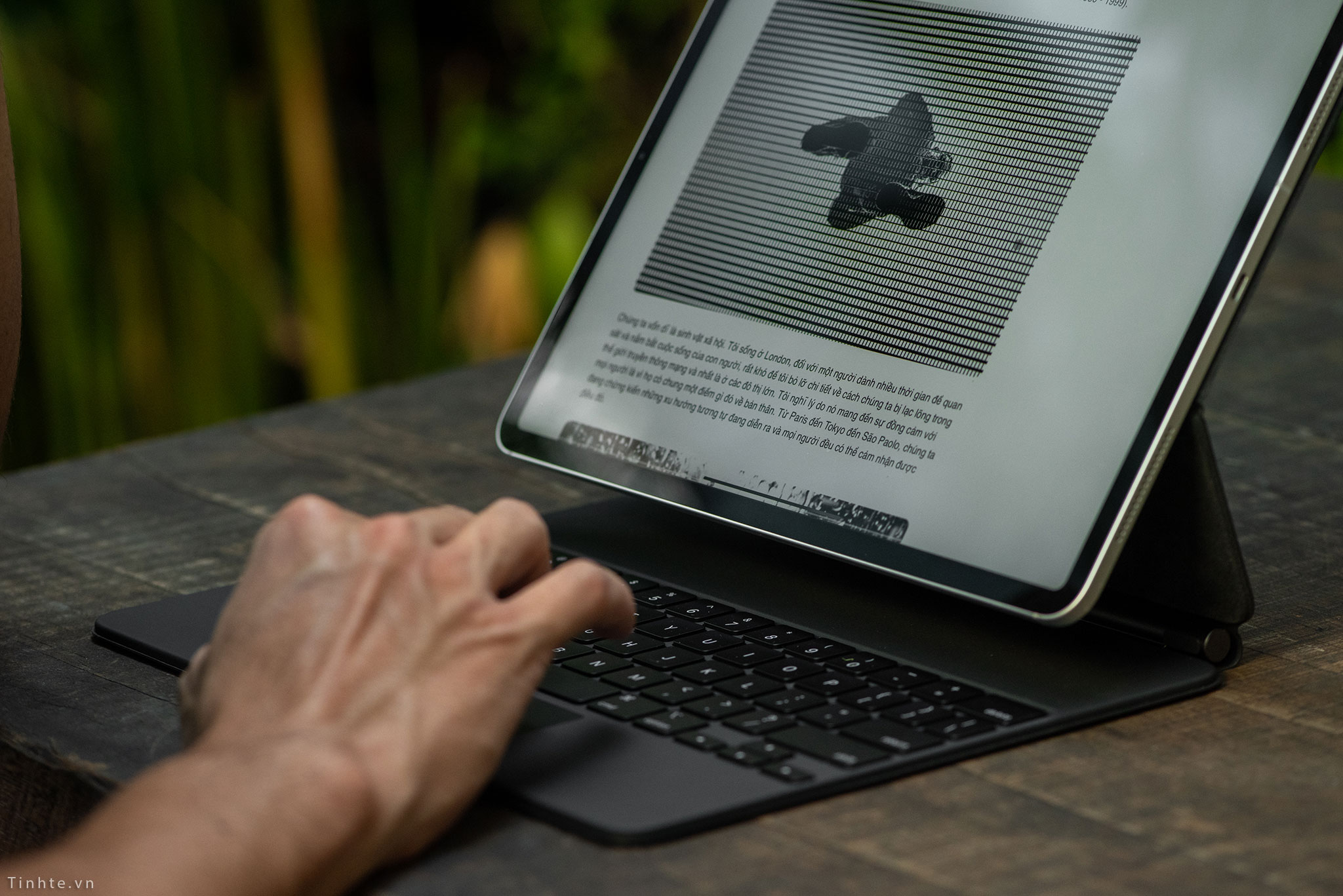 Trên tay bàn phím Magic Keyboard cho iPad Pro 2020