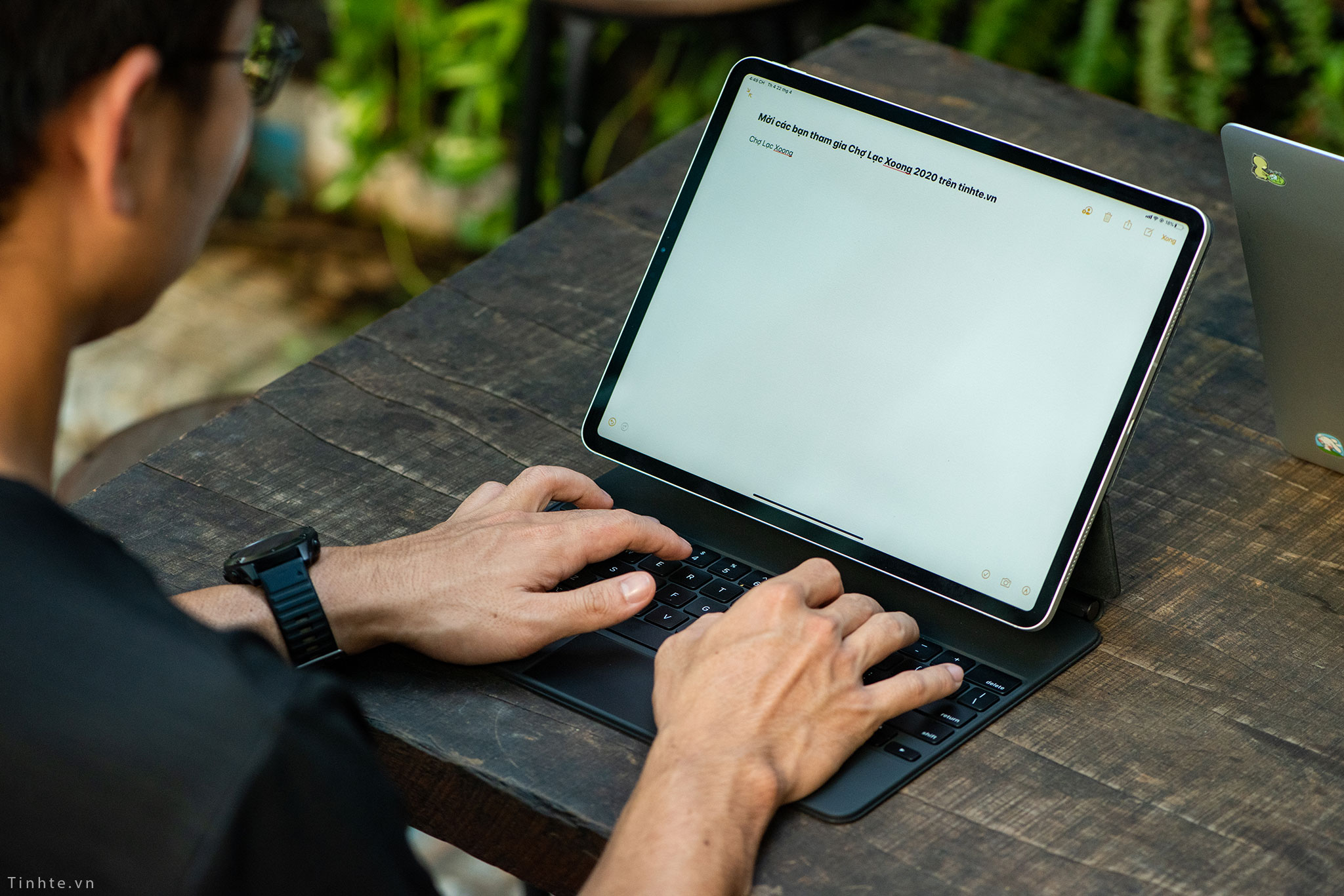 Trên tay bàn phím Magic Keyboard cho iPad Pro 2020