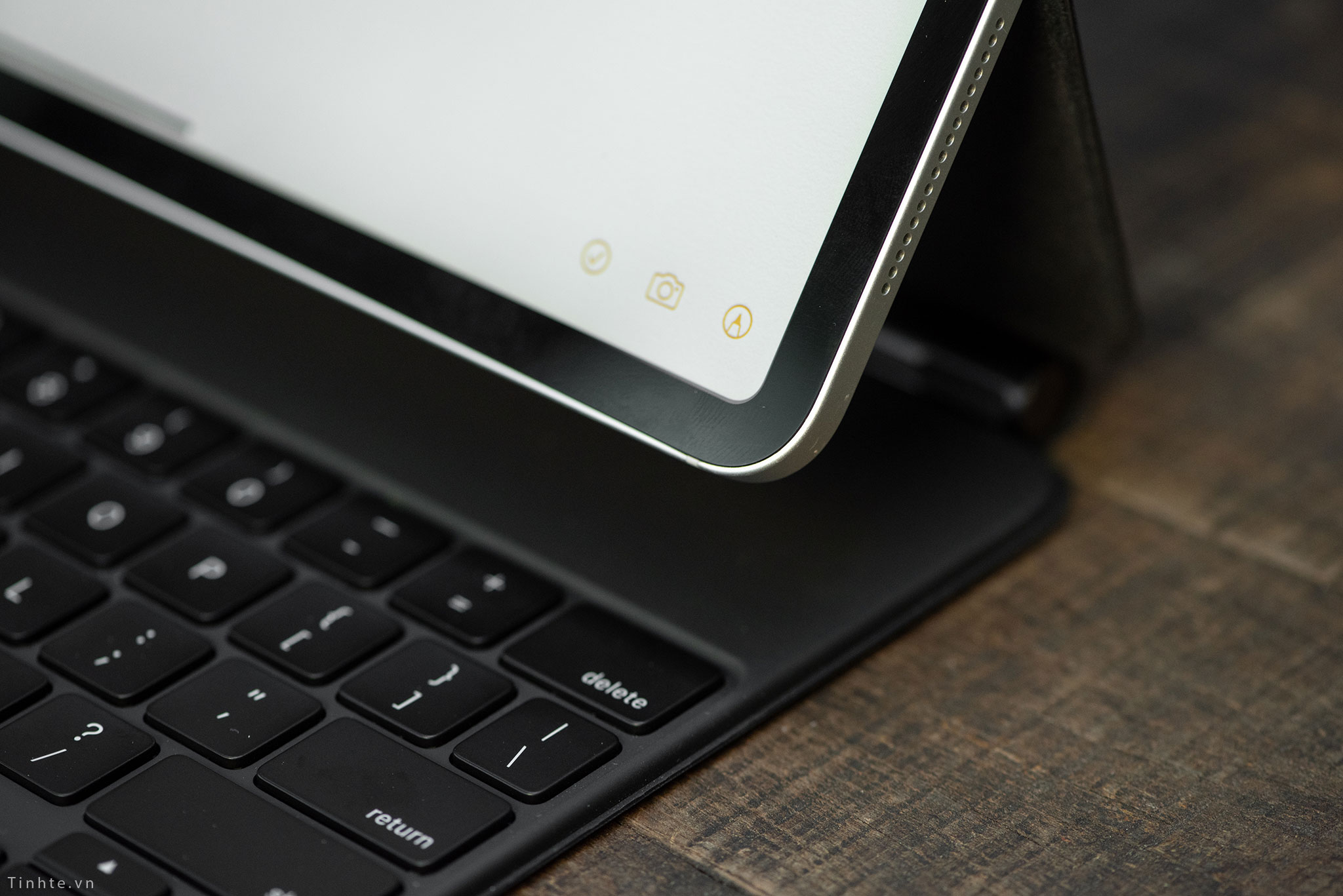 Trên tay bàn phím Magic Keyboard cho iPad Pro 2020