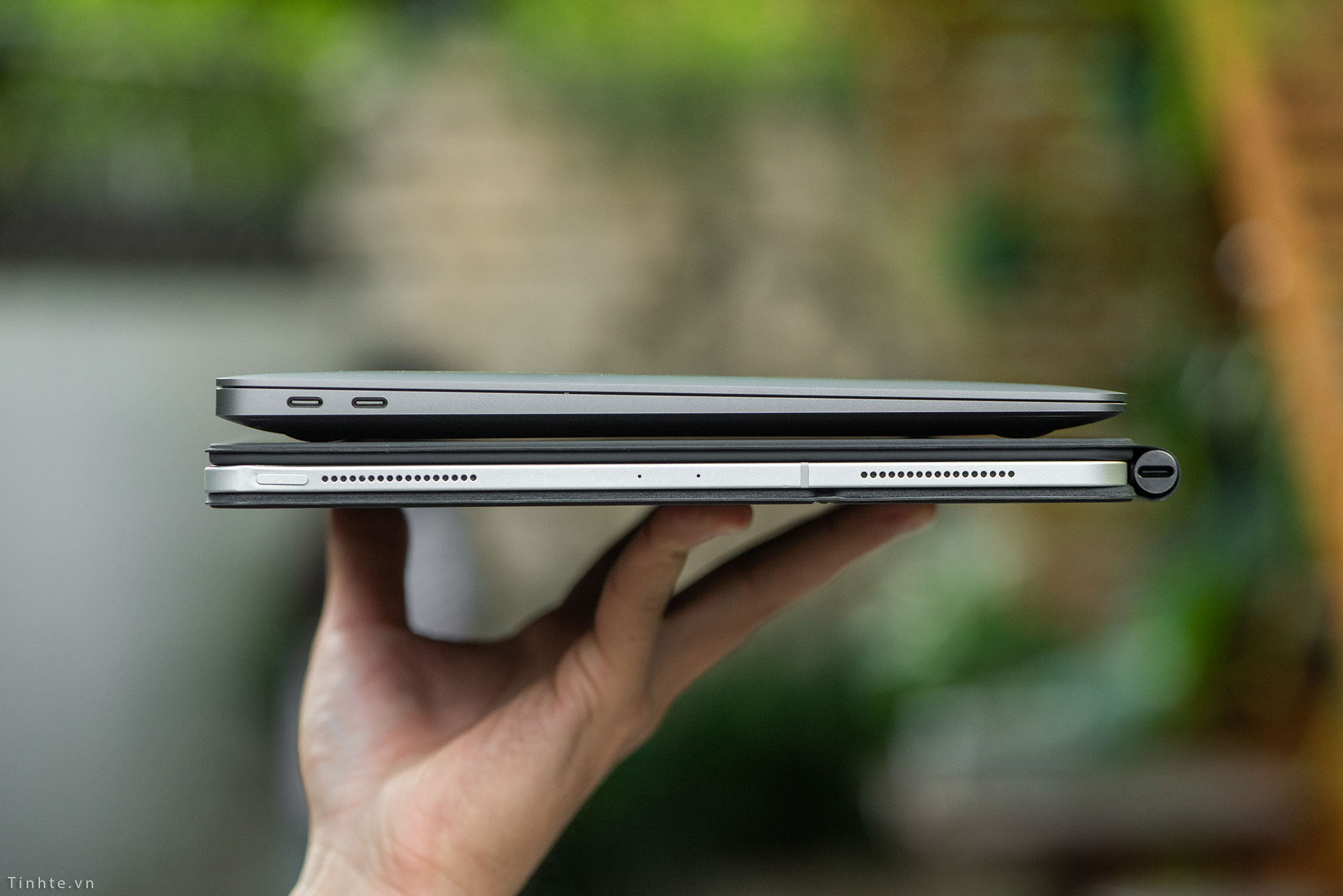 Trên tay bàn phím Magic Keyboard cho iPad Pro 2020