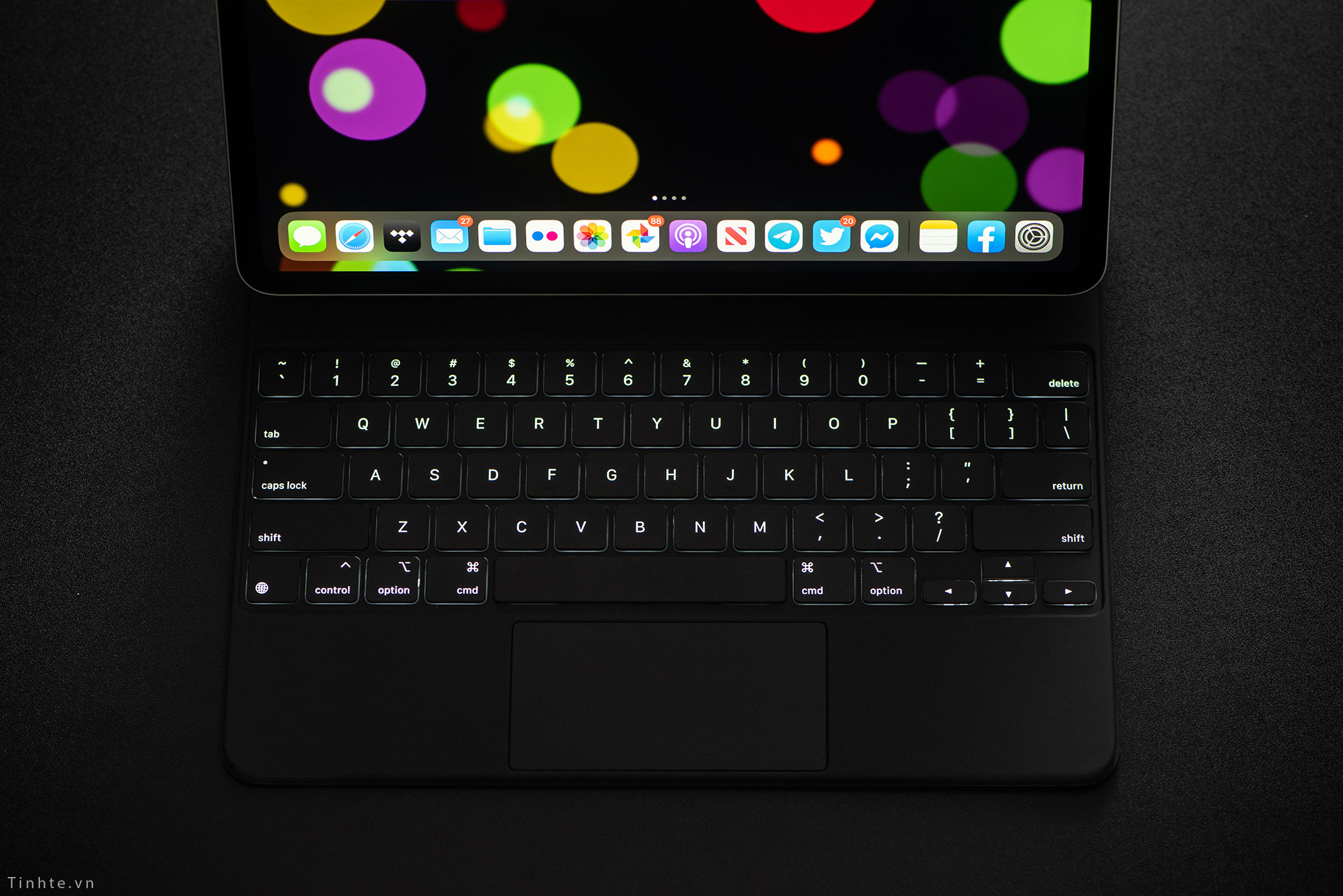 Trên tay bàn phím Magic Keyboard cho iPad Pro 2020