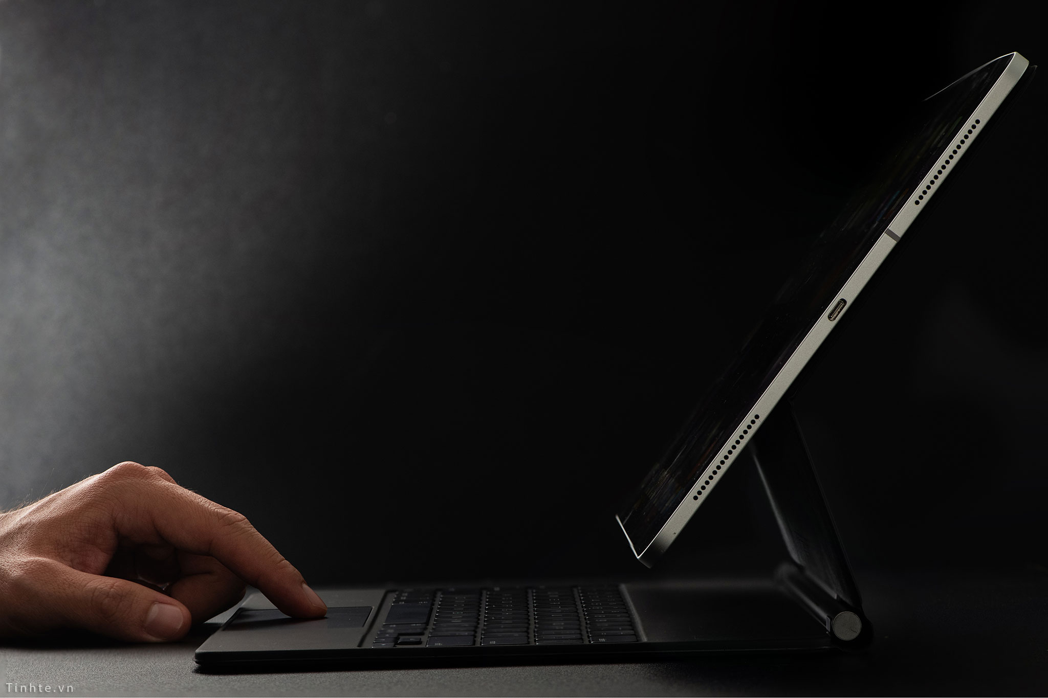 Trên tay bàn phím Magic Keyboard cho iPad Pro 2020