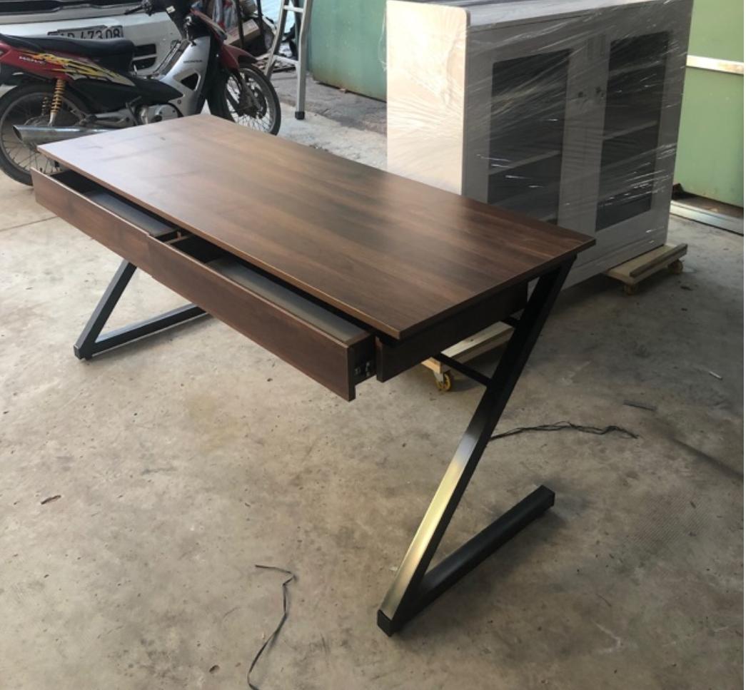 Có anh em nào dùng bàn làm việc chân Z mà có ngăn kéo như này chưa? Cảm ...