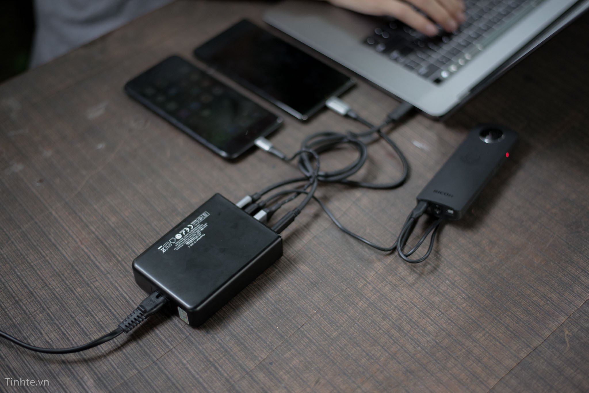 Xài pin laptop thì bạn cứ thoải mái đi, lo lắng làm chi!