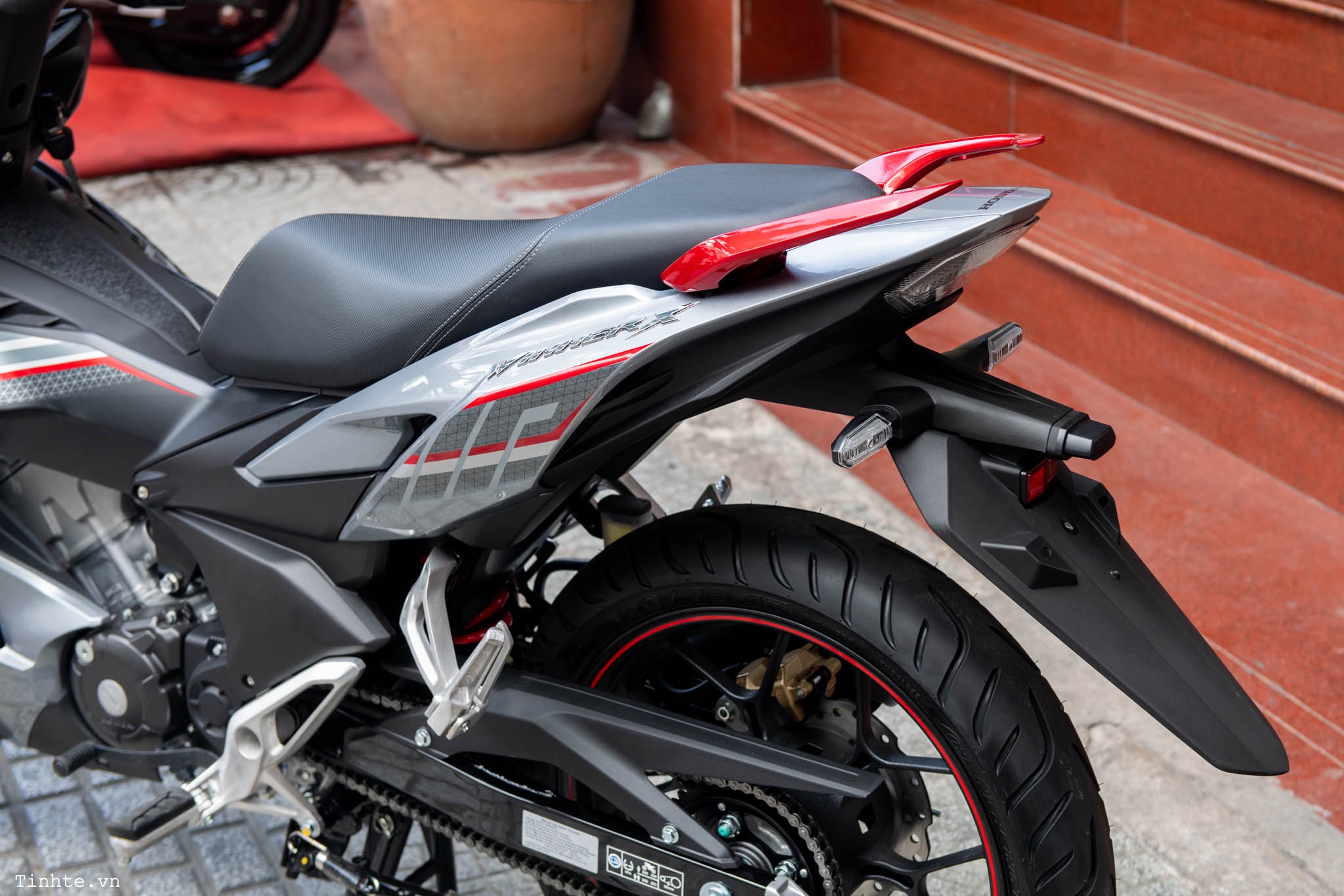 Trên tay Honda Winner X "Đen Vâu Edition": tem mới, giá 48.990.000 VNĐ ...