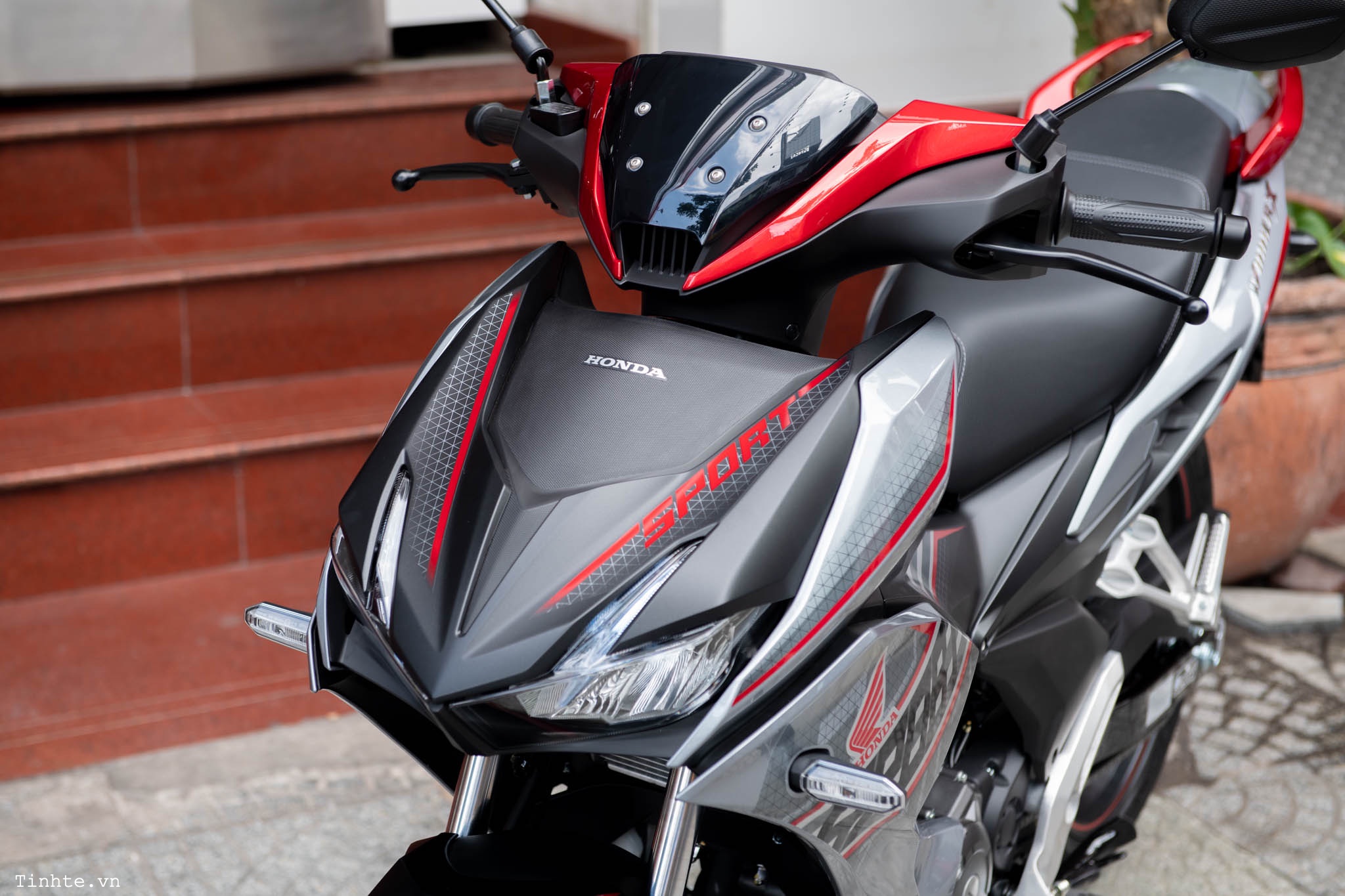 Trên tay Honda Winner X "Đen Vâu Edition": tem mới, giá 48.990.000 VNĐ ...