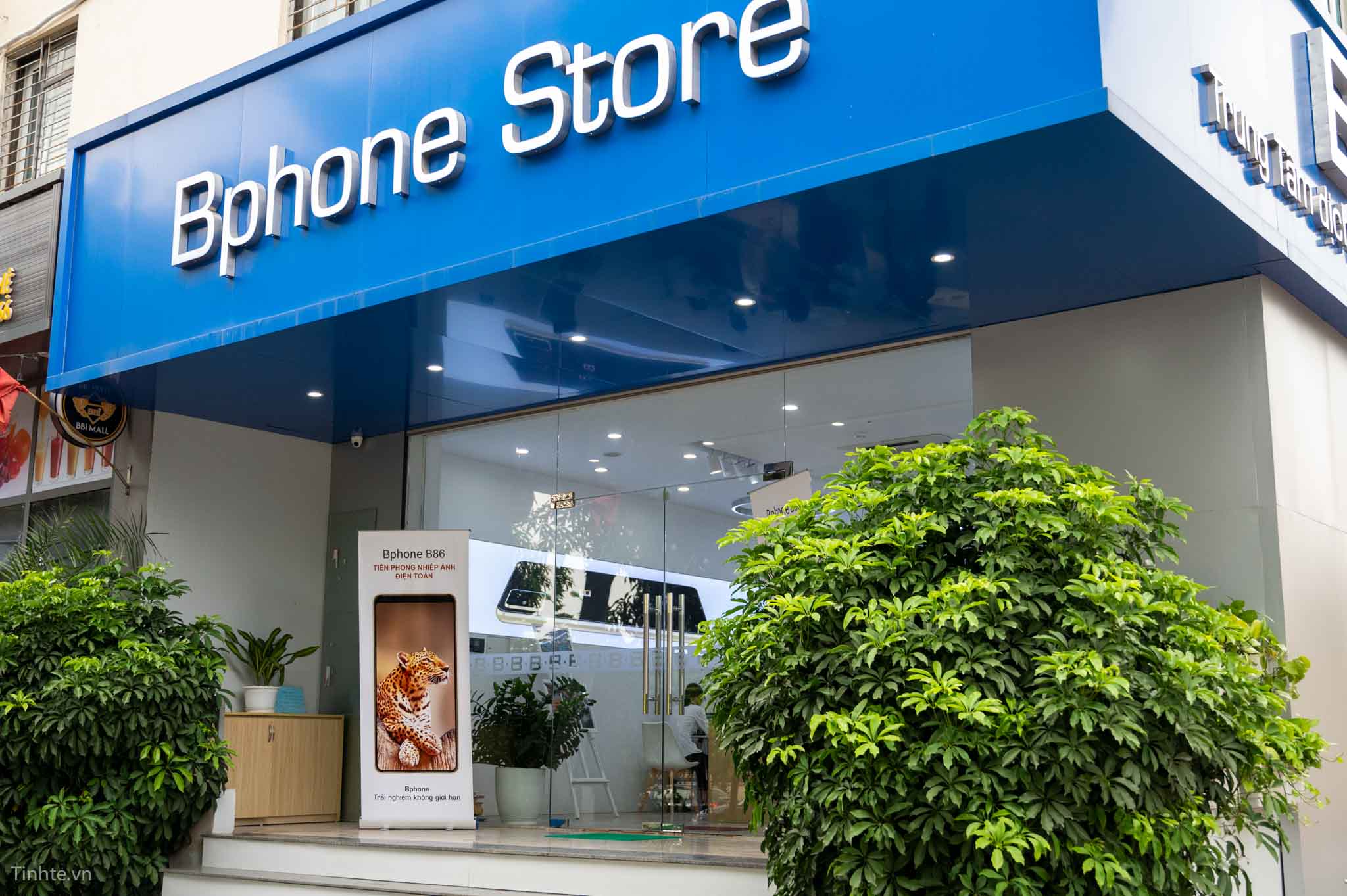 Tham quan cửa hàng bán điện thoại Bphone B86