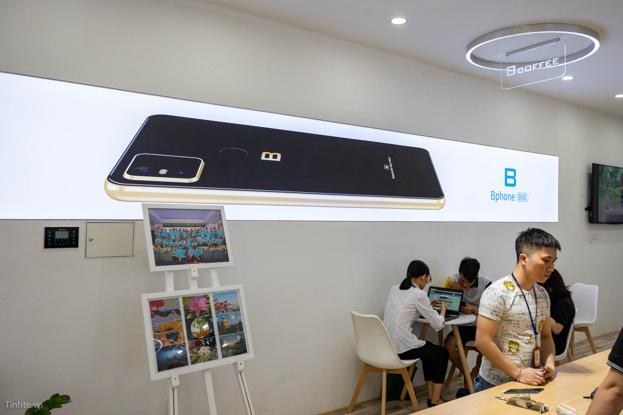 Tham quan cửa hàng bán điện thoại Bphone B86