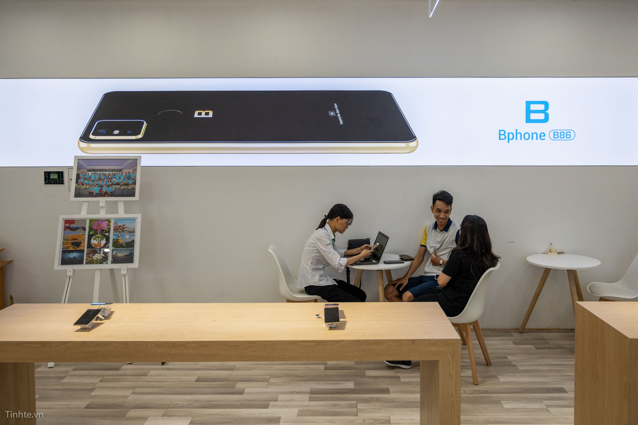 Tham quan cửa hàng bán điện thoại Bphone B86