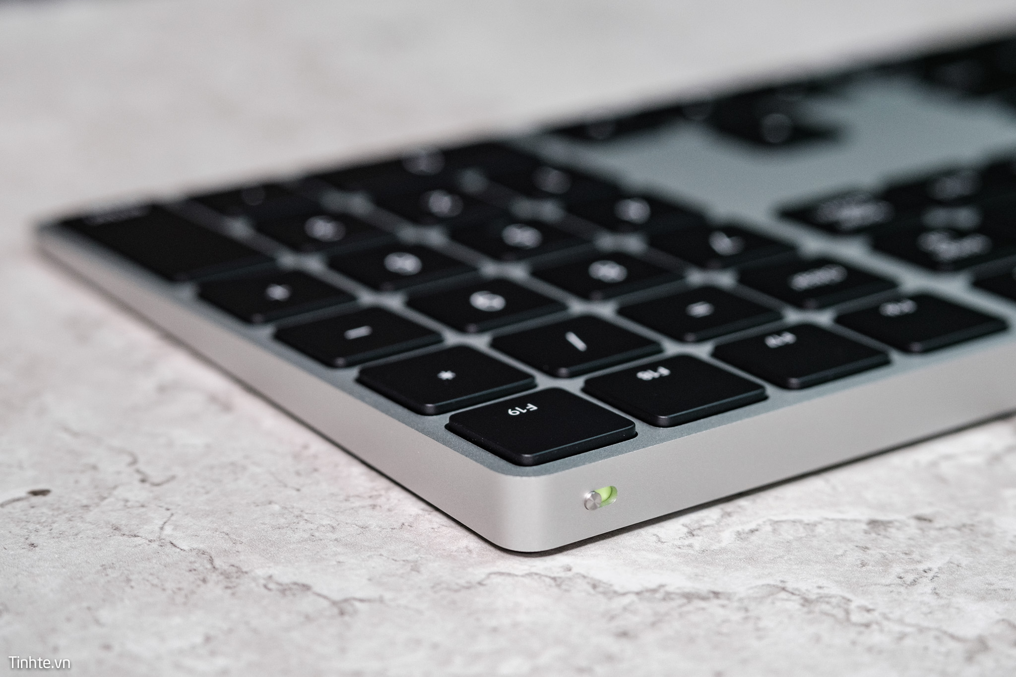 Trên tay bàn phím Magic Keyboard trong thùng Mac Pro