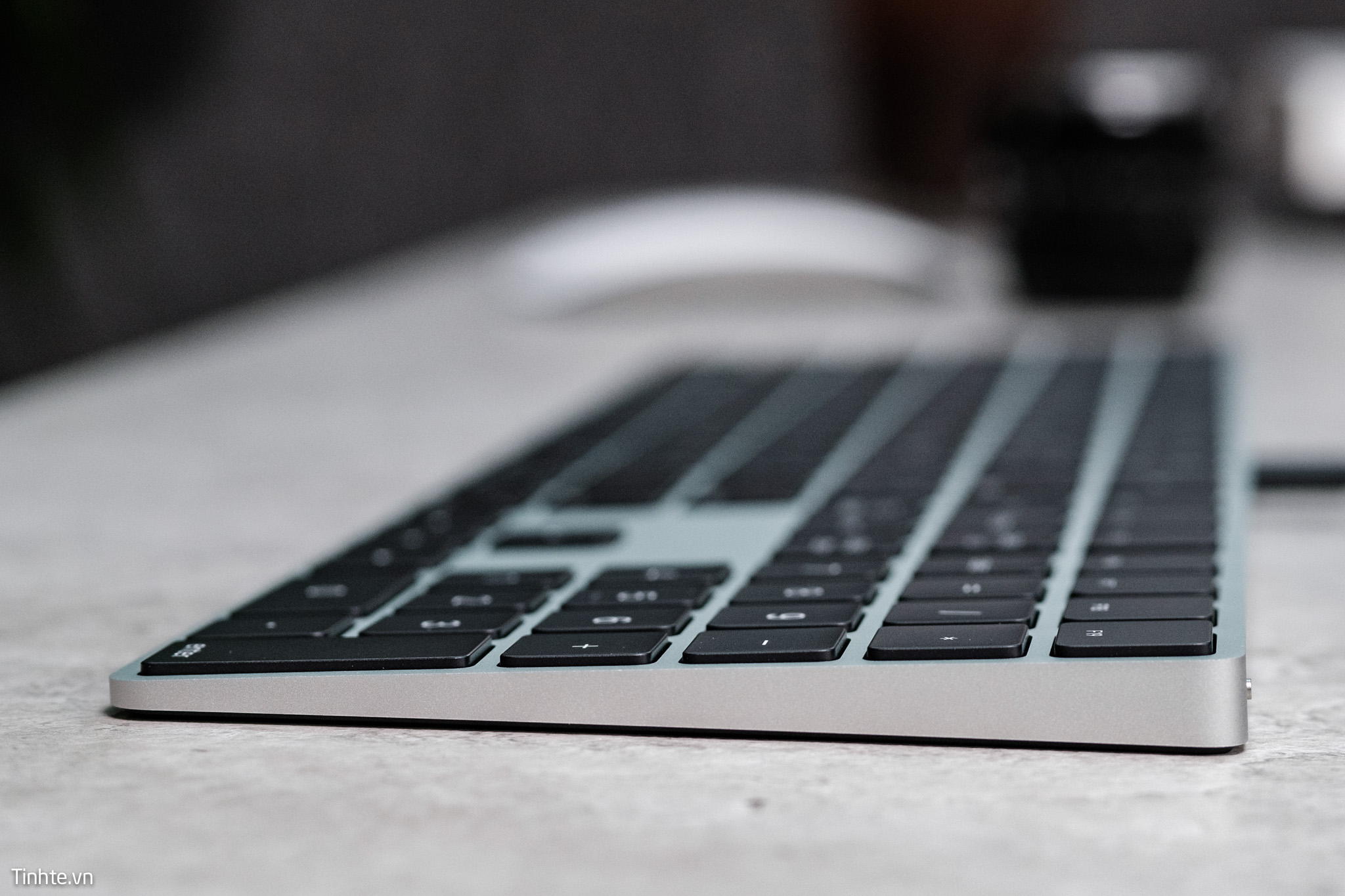 Trên tay bàn phím Magic Keyboard trong thùng Mac Pro