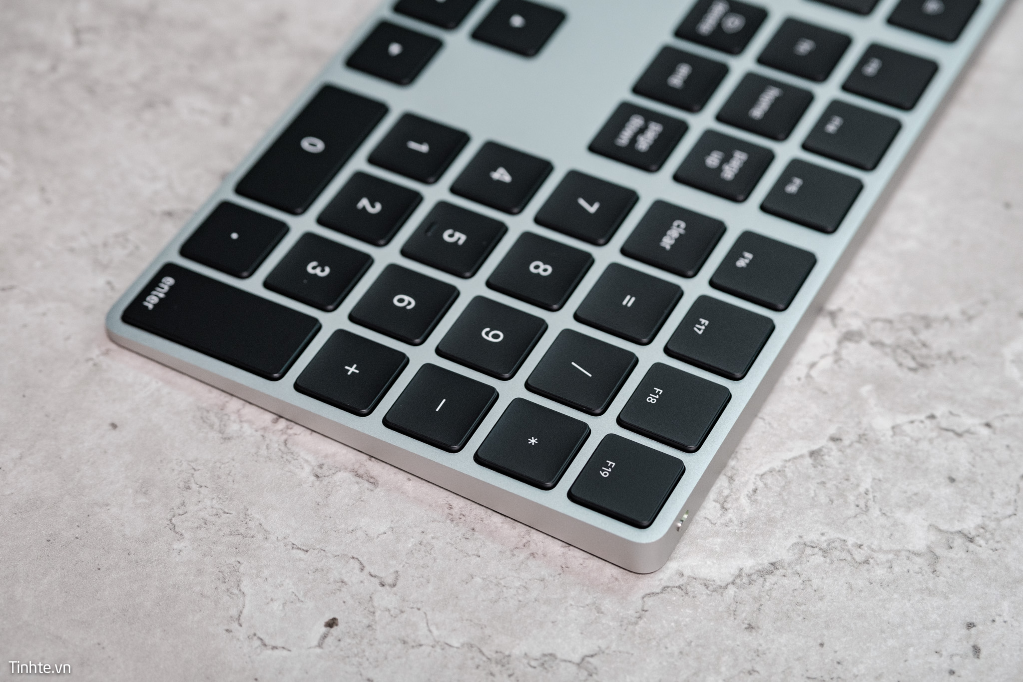 Trên tay bàn phím Magic Keyboard trong thùng Mac Pro