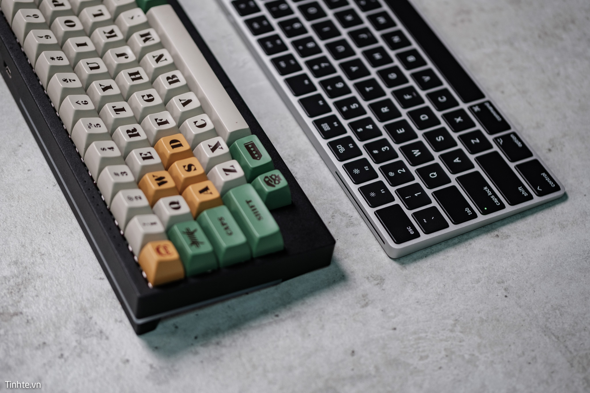 Trên tay bàn phím Magic Keyboard trong thùng Mac Pro