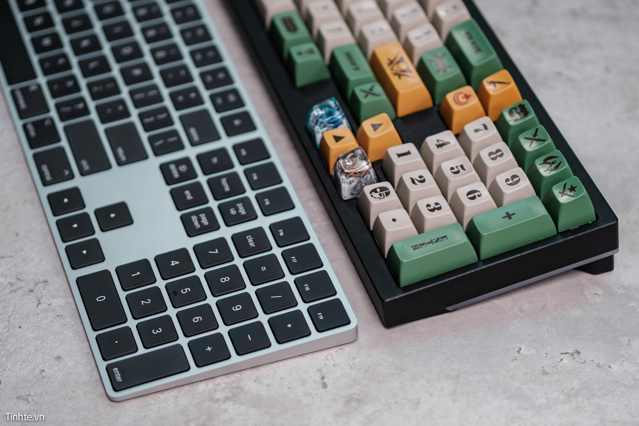 Trên tay bàn phím Magic Keyboard trong thùng Mac Pro