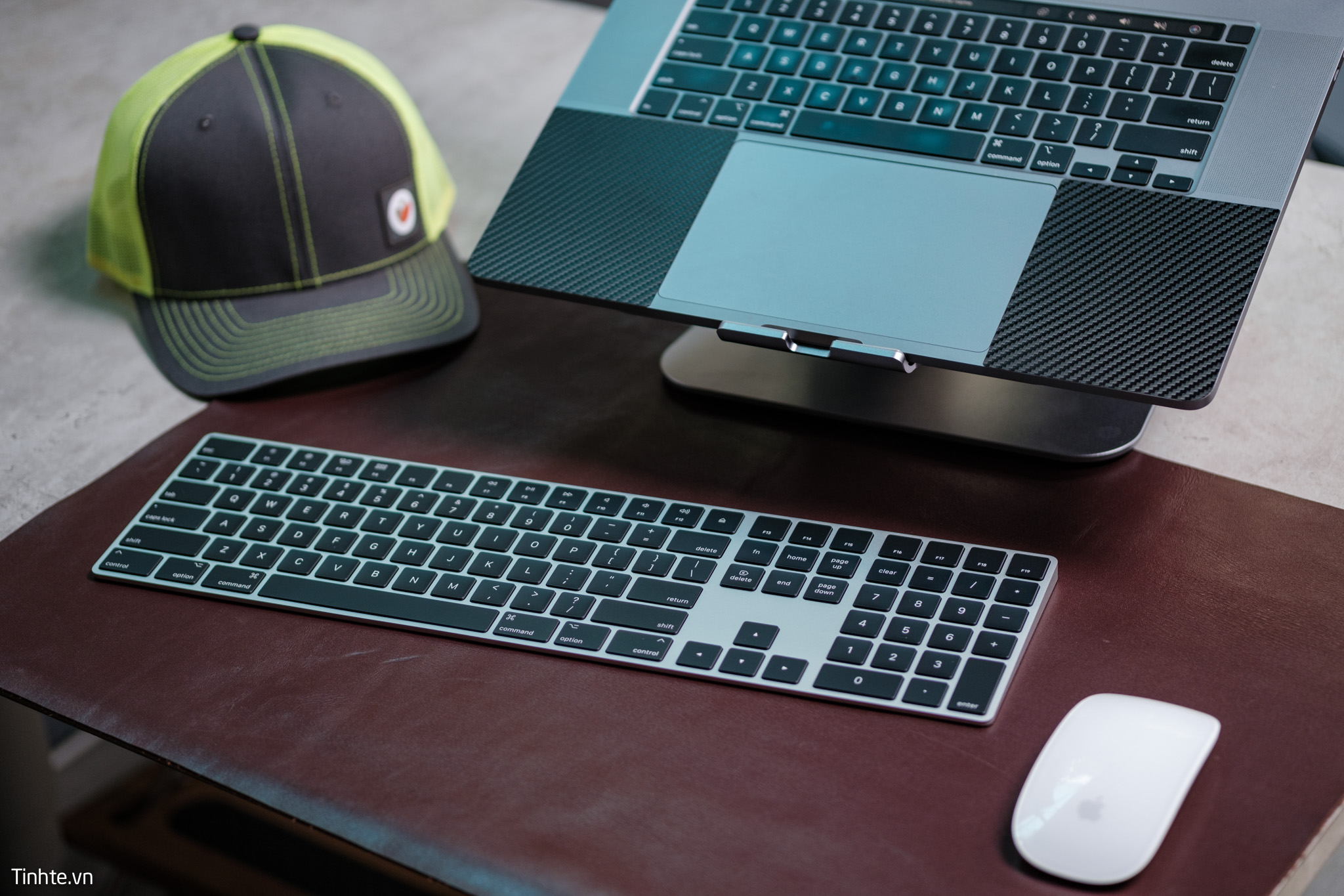 Trên tay bàn phím Magic Keyboard trong thùng Mac Pro