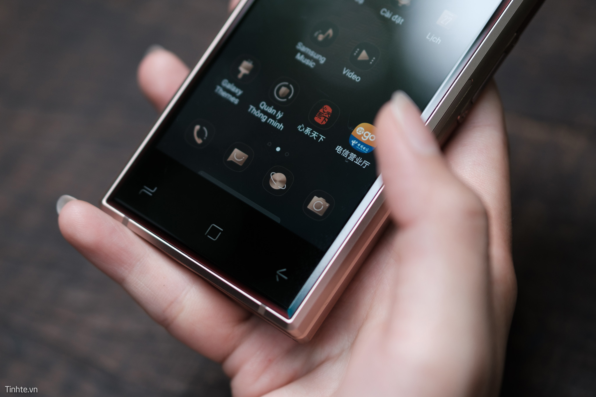 Trên tay Samsung W2019: điện thoại nắp gập của người giàu TQ