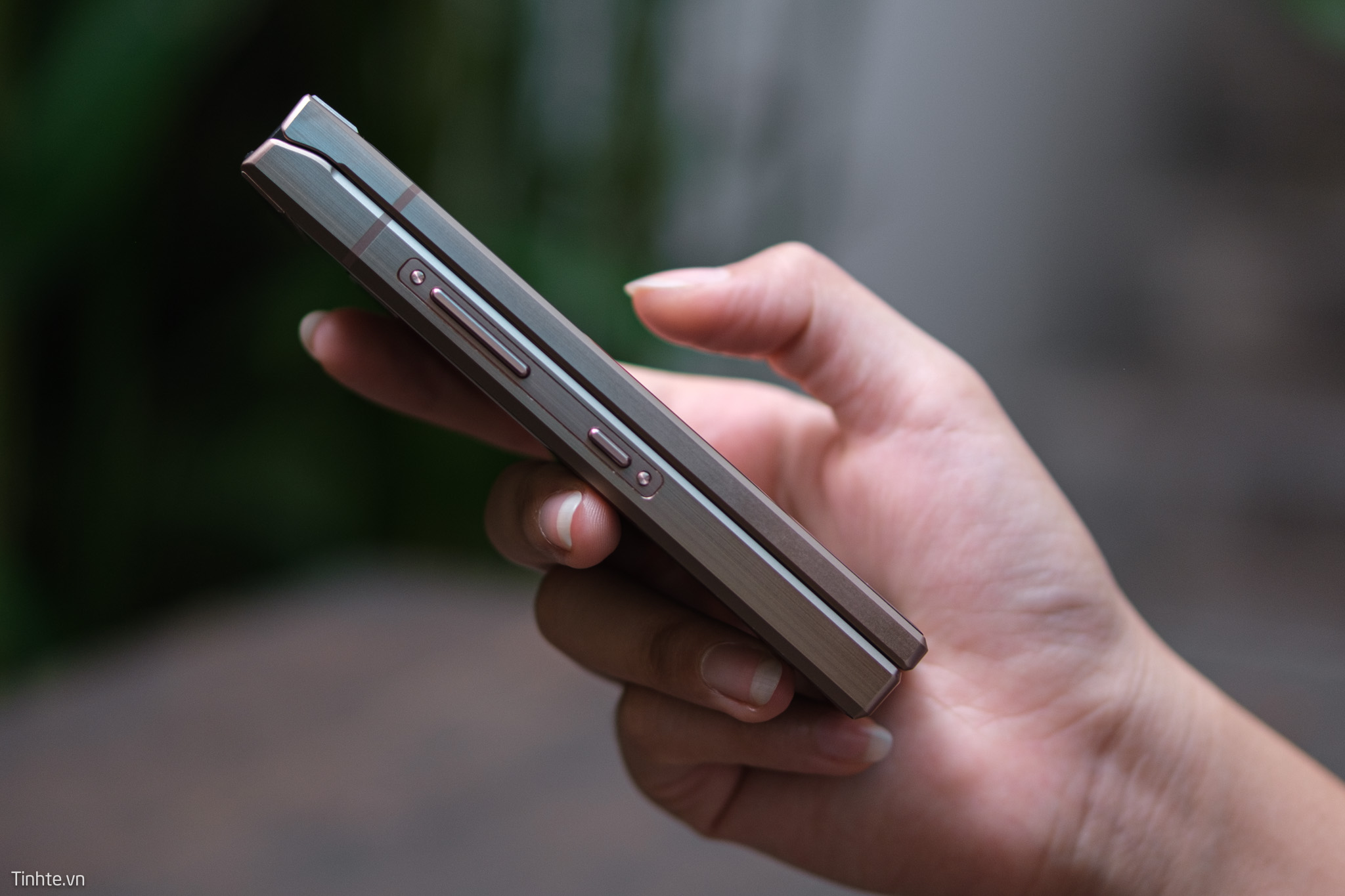 Trên tay Samsung W2019: điện thoại nắp gập của người giàu TQ