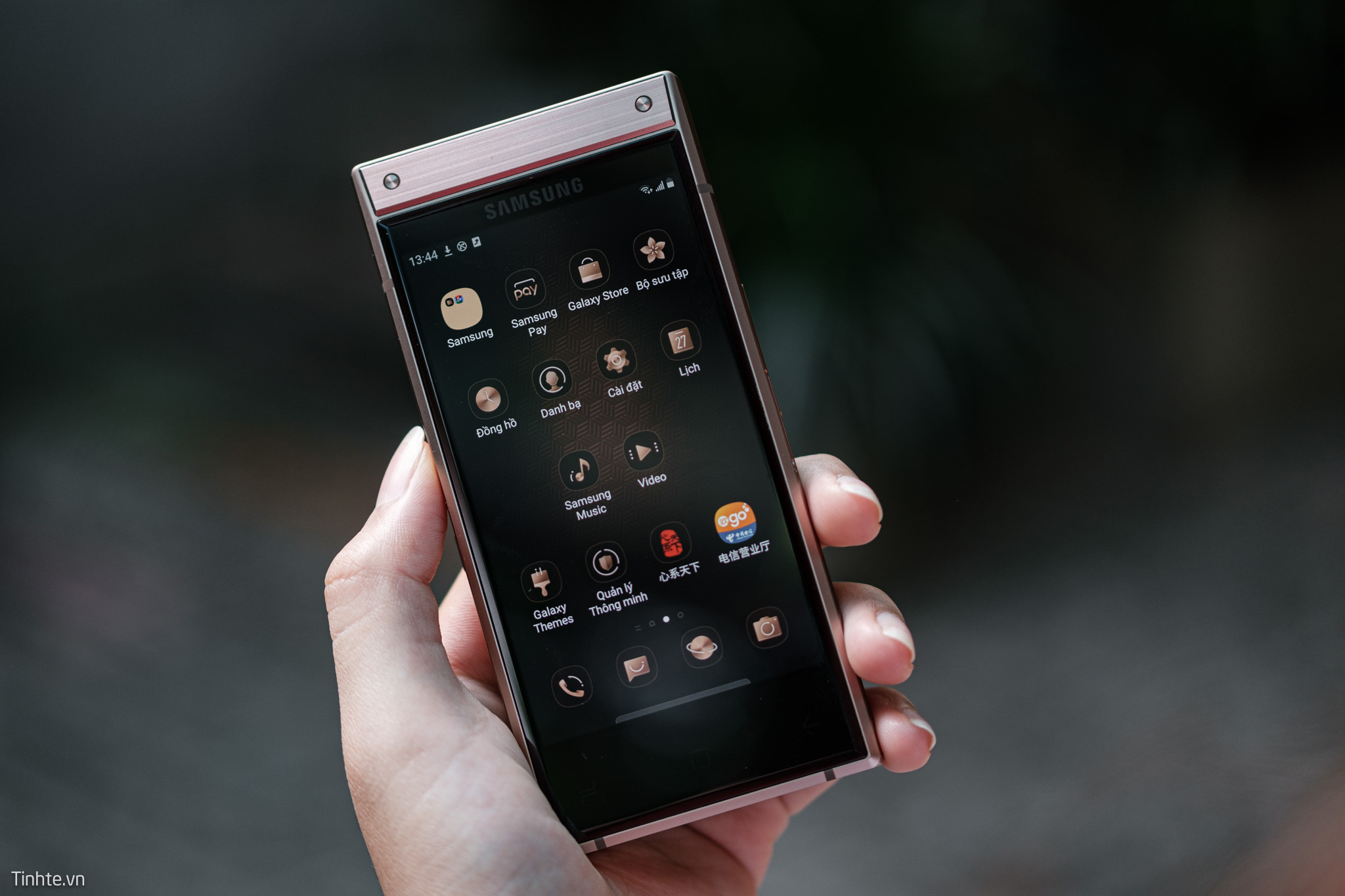 Trên tay Samsung W2019: điện thoại nắp gập của người giàu TQ