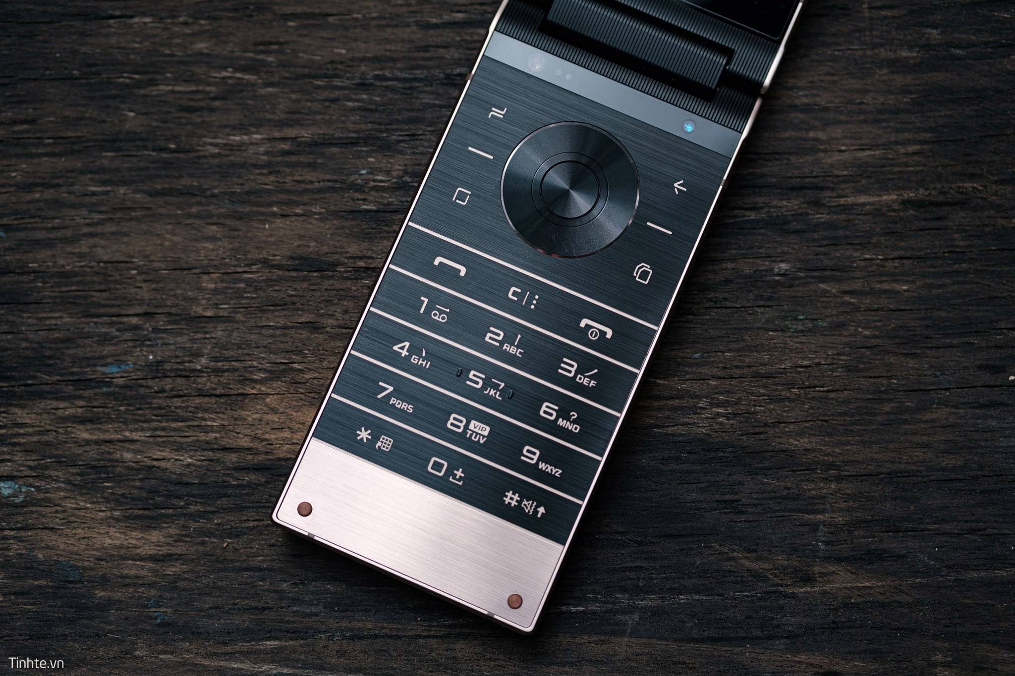 Trên tay Samsung W2019: điện thoại nắp gập của người giàu TQ