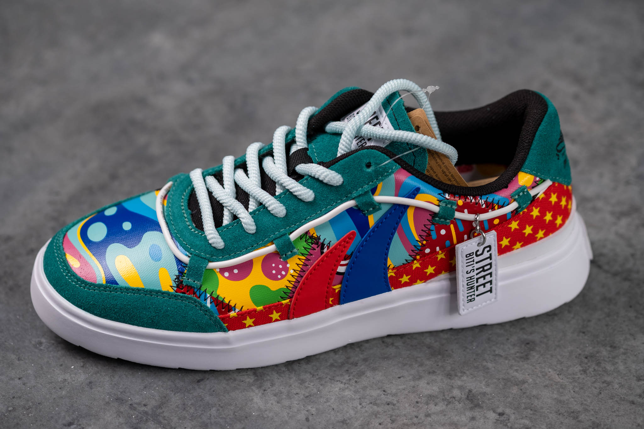 Trên chân Biti's Hunter Street HaNoi Culture: Bắt mắt, ấn tượng, năng động