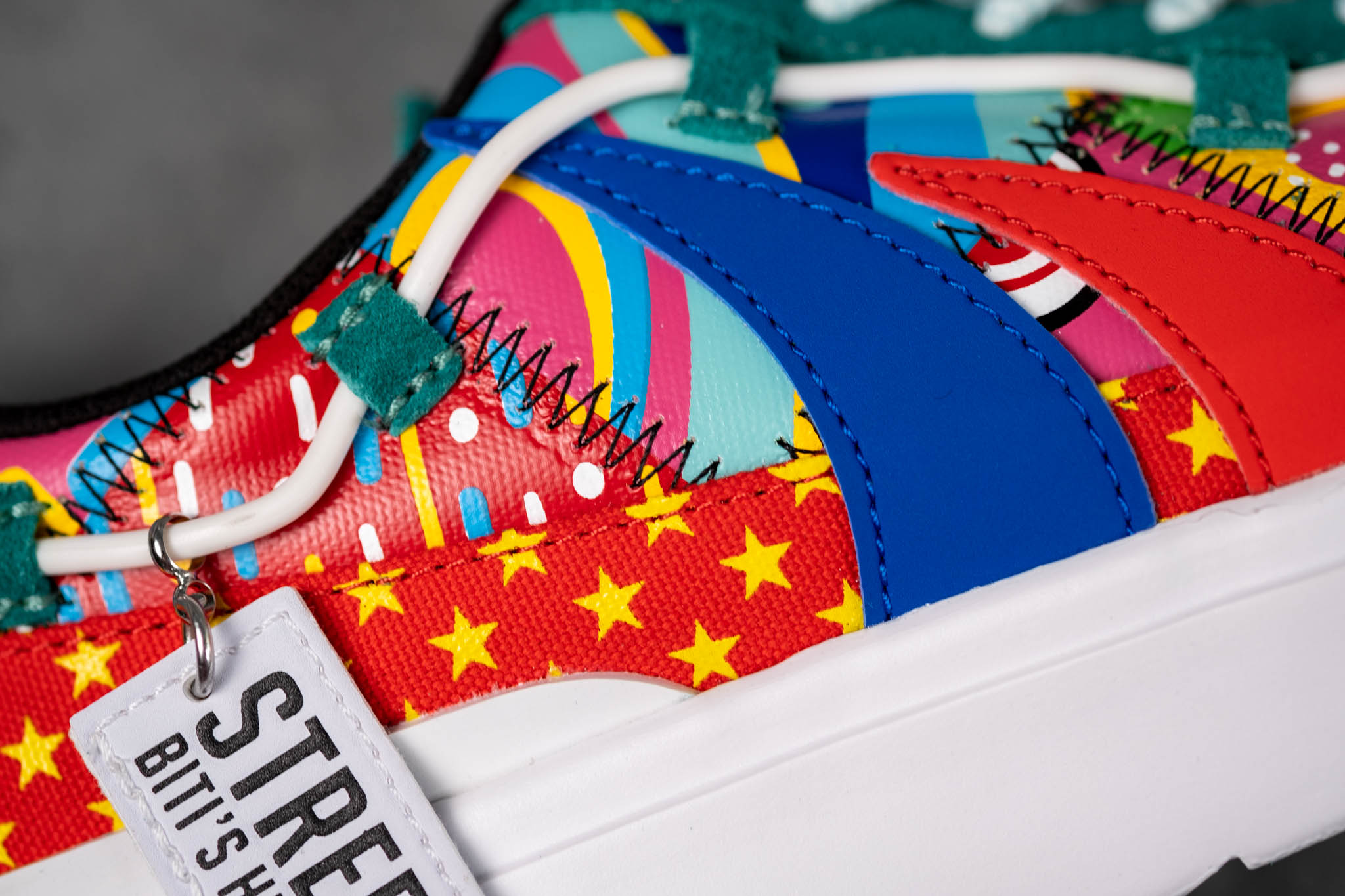 Trên chân Biti's Hunter Street HaNoi Culture: Bắt mắt, ấn tượng, năng động