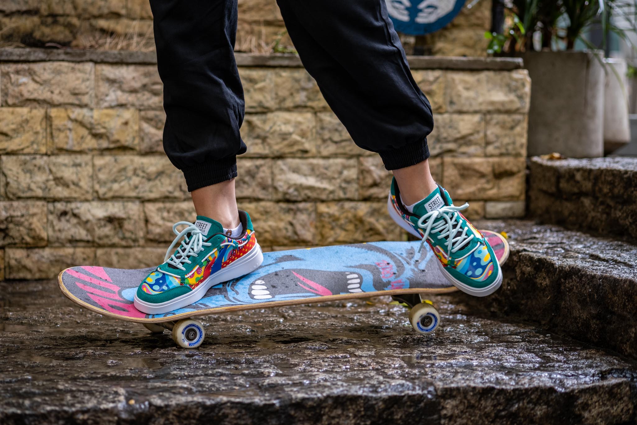 Trên chân Biti's Hunter Street HaNoi Culture: Bắt mắt, ấn tượng, năng động