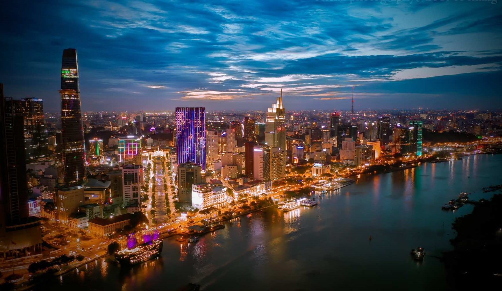 Sài Gòn về đêm | Viết bởi Fei-Long