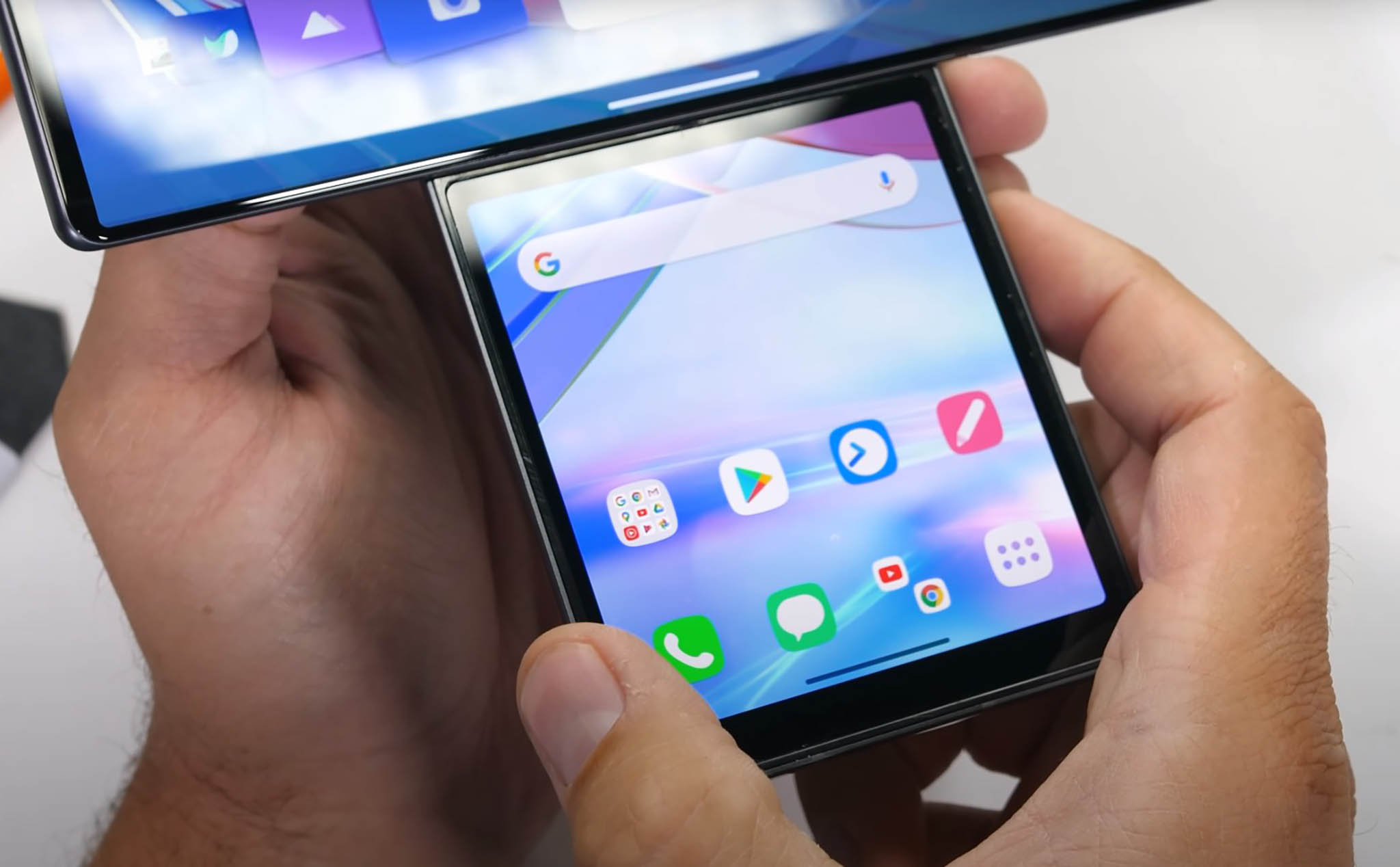 Mổ bụng LG Wing - cơ chế xoay rất độc đáo, có cả bộ giảm chấn thủy lực ...