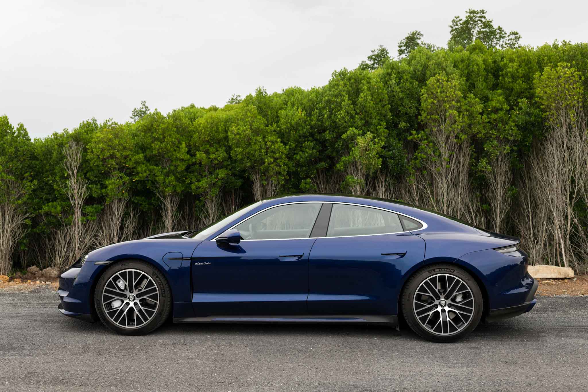 Giá lăn bánh của Porsche Taycan tại Việt Nam