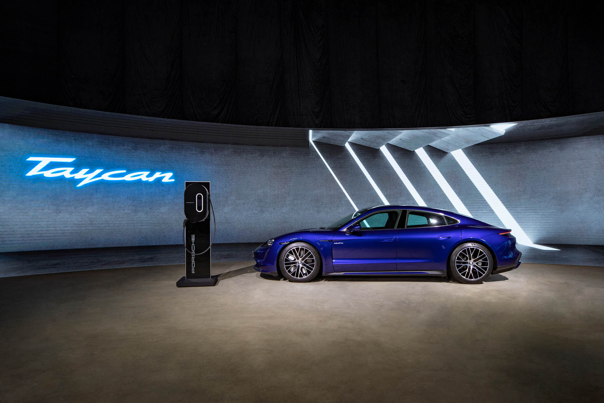 Giá lăn bánh của Porsche Taycan tại Việt Nam