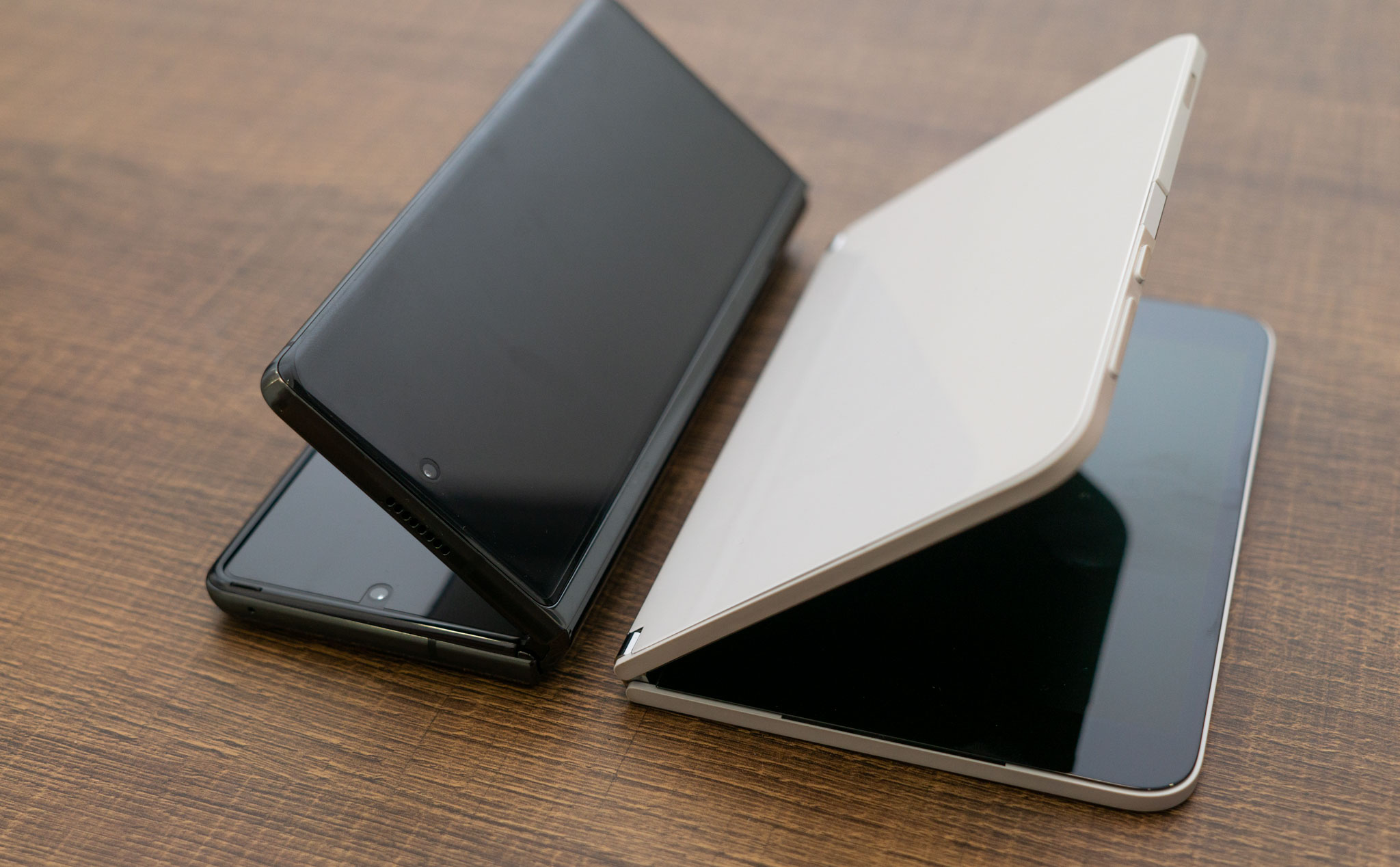 Surface Duo vs. Galaxy Z Fold 2: so sánh ngoại hình, độ tiện lợi, cách ...