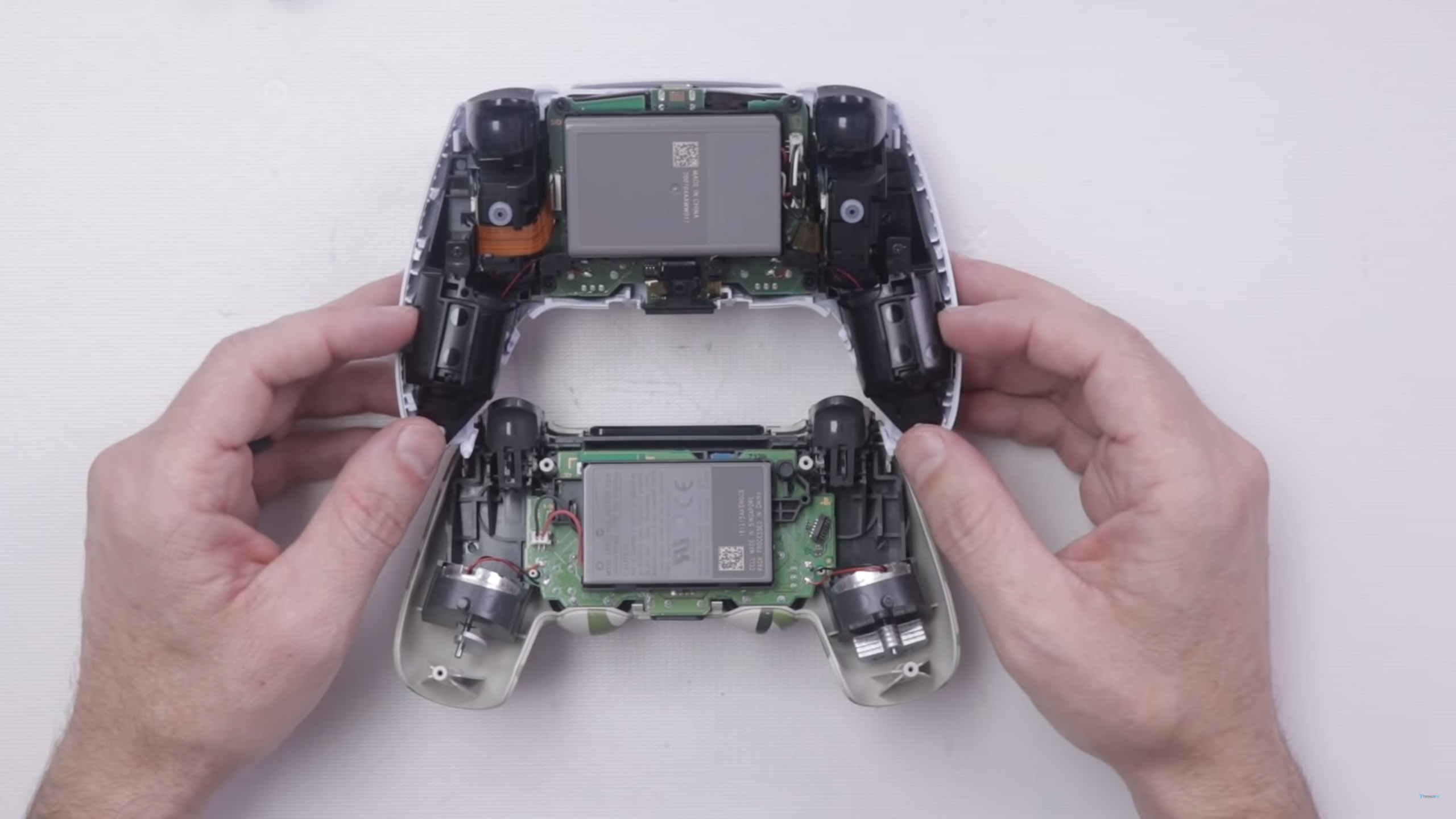 Mổ bụng tay cầm PS5: Rung haptic và mô tơ adaptive trigger sẽ là điểm ...