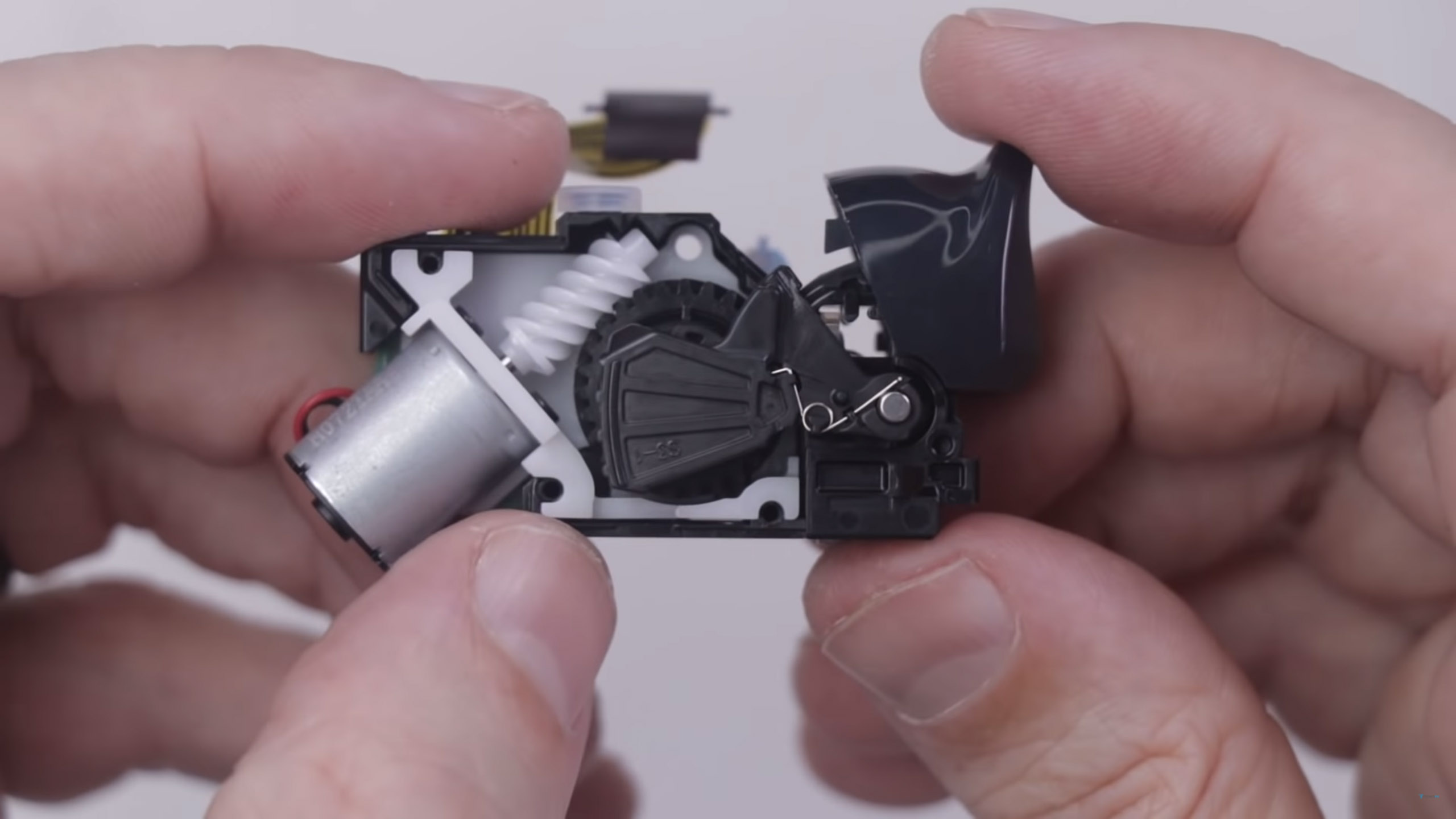 Mổ bụng tay cầm PS5: Rung haptic và mô tơ adaptive trigger sẽ là điểm ...