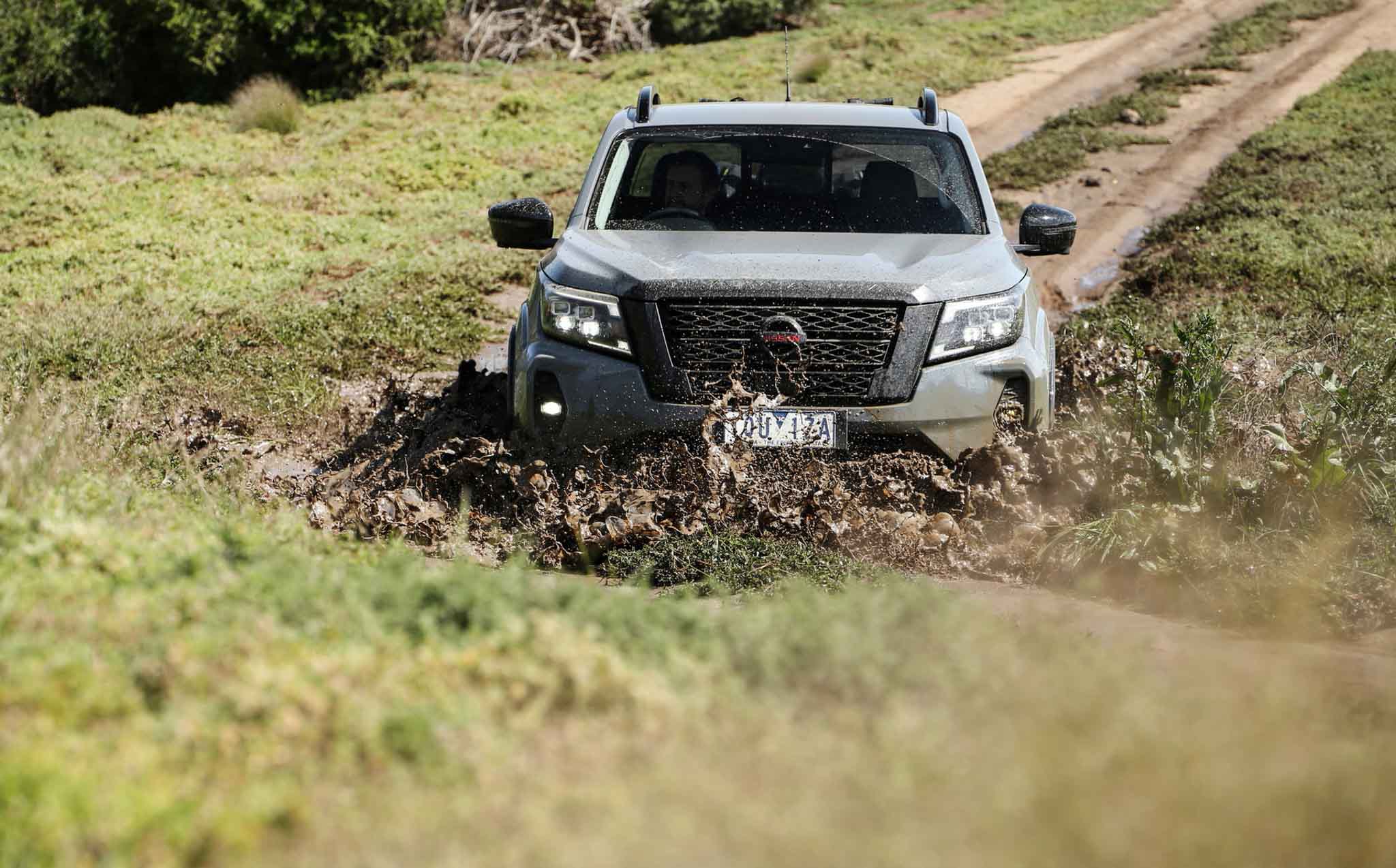 Nissan Navara 2021 ra mắt, nâng cấp diện mạo và hệ thống an toàn