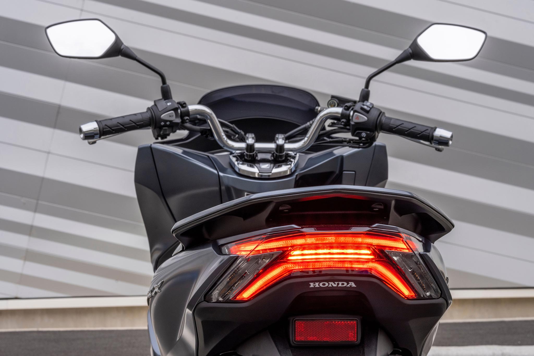 Honda PCX 2021 ra mắt với động cơ eSP+, thiết kế sắc cạnh hơn, thêm ...