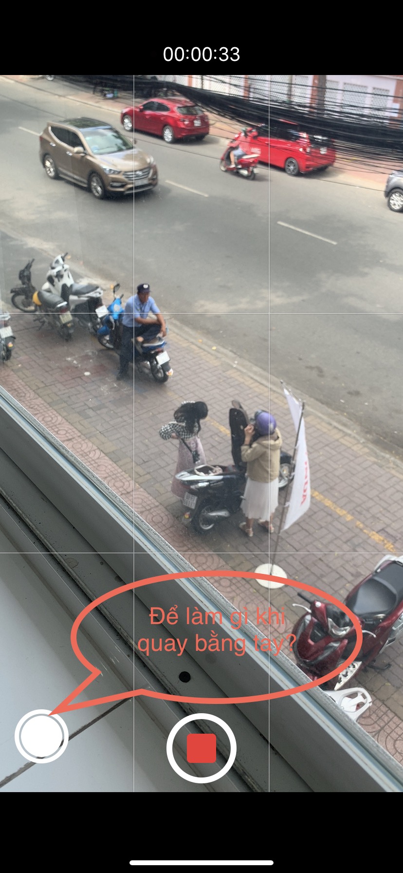 Quay tay với iphone, em có thắc mắc nút này khi quay phim thì tác dụng ...