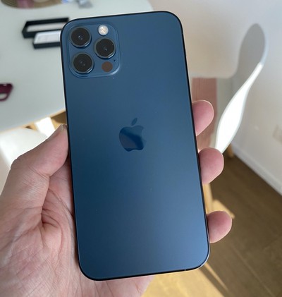 iPhone 12 Pro Max màu Pacific Blue và Graphite về ồ ạt