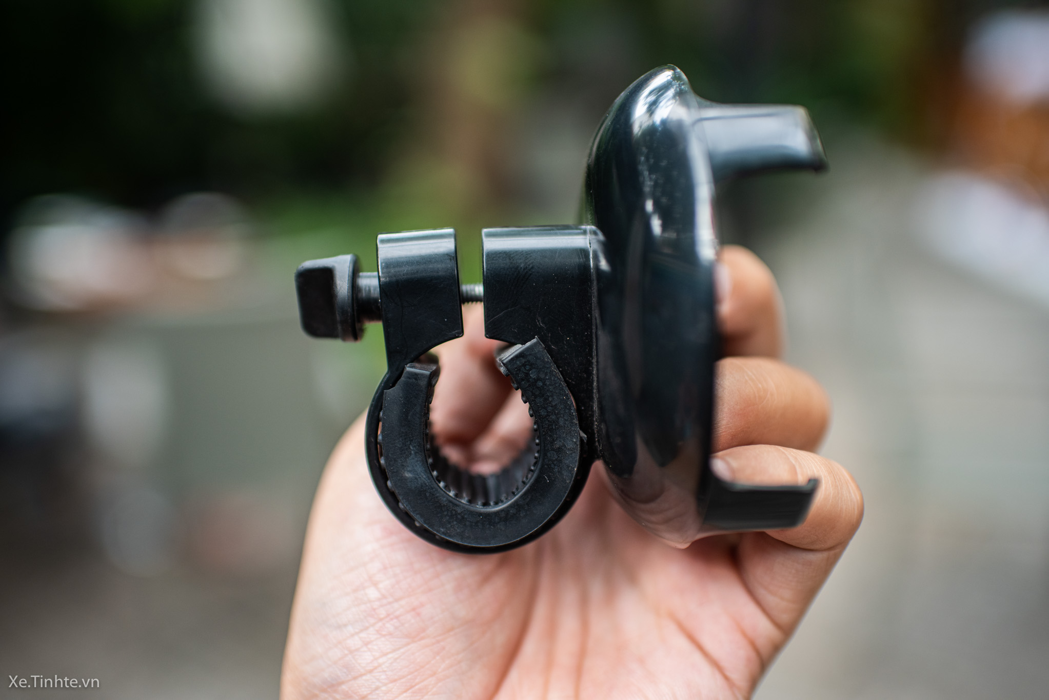 Trên tay loa JBL Wind gắn ghi-đông xe máy: nghe tạm được, có chống nước ...