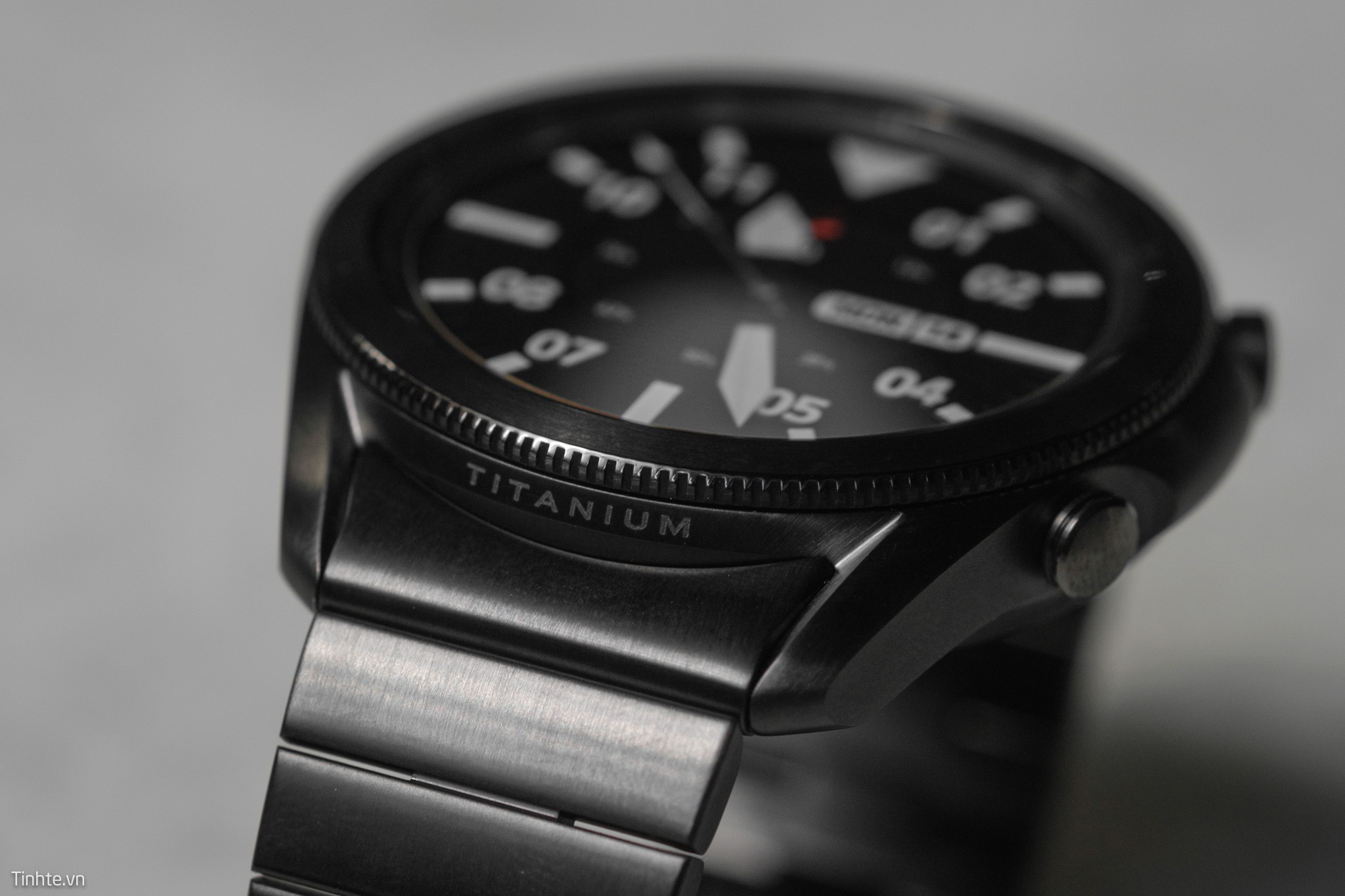 Trên tay Galaxy Watch 3 Titanium: nam tính và mạnh mẽ