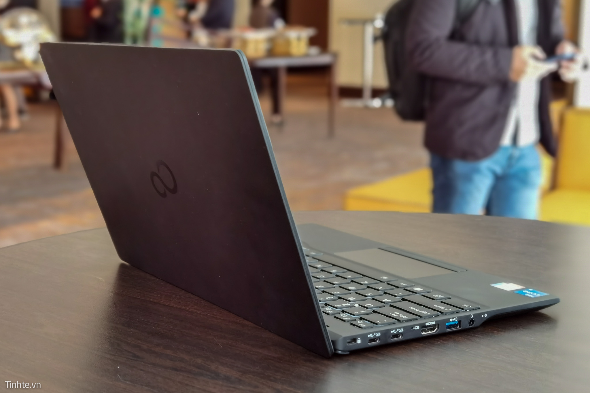 Fujitsu UH-X ra mắt tại Việt Nam: 13,3"; nặng chỉ 749 g, Core i gen 11 ...